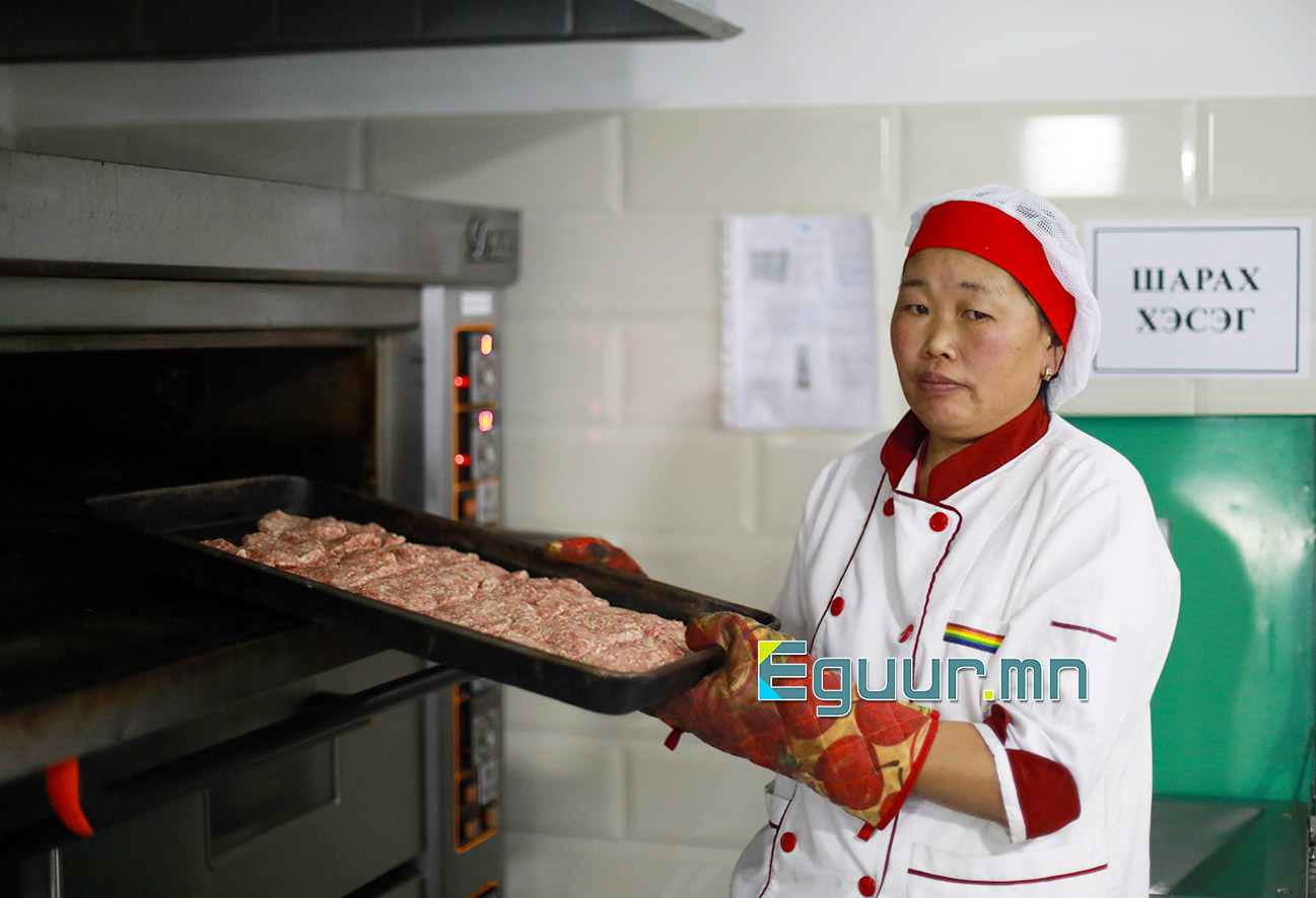 “Бурхан намайг 5000 сонсголын бэрхшээлтэй хүнд туслаарай гэж илгээсэн байх аа” - Eguur.MN