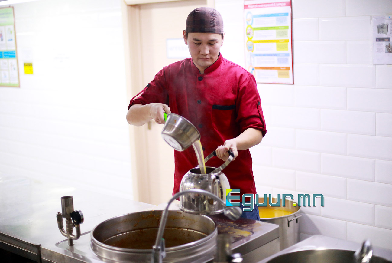“Бурхан намайг 5000 сонсголын бэрхшээлтэй хүнд туслаарай гэж илгээсэн байх аа” - Eguur.MN