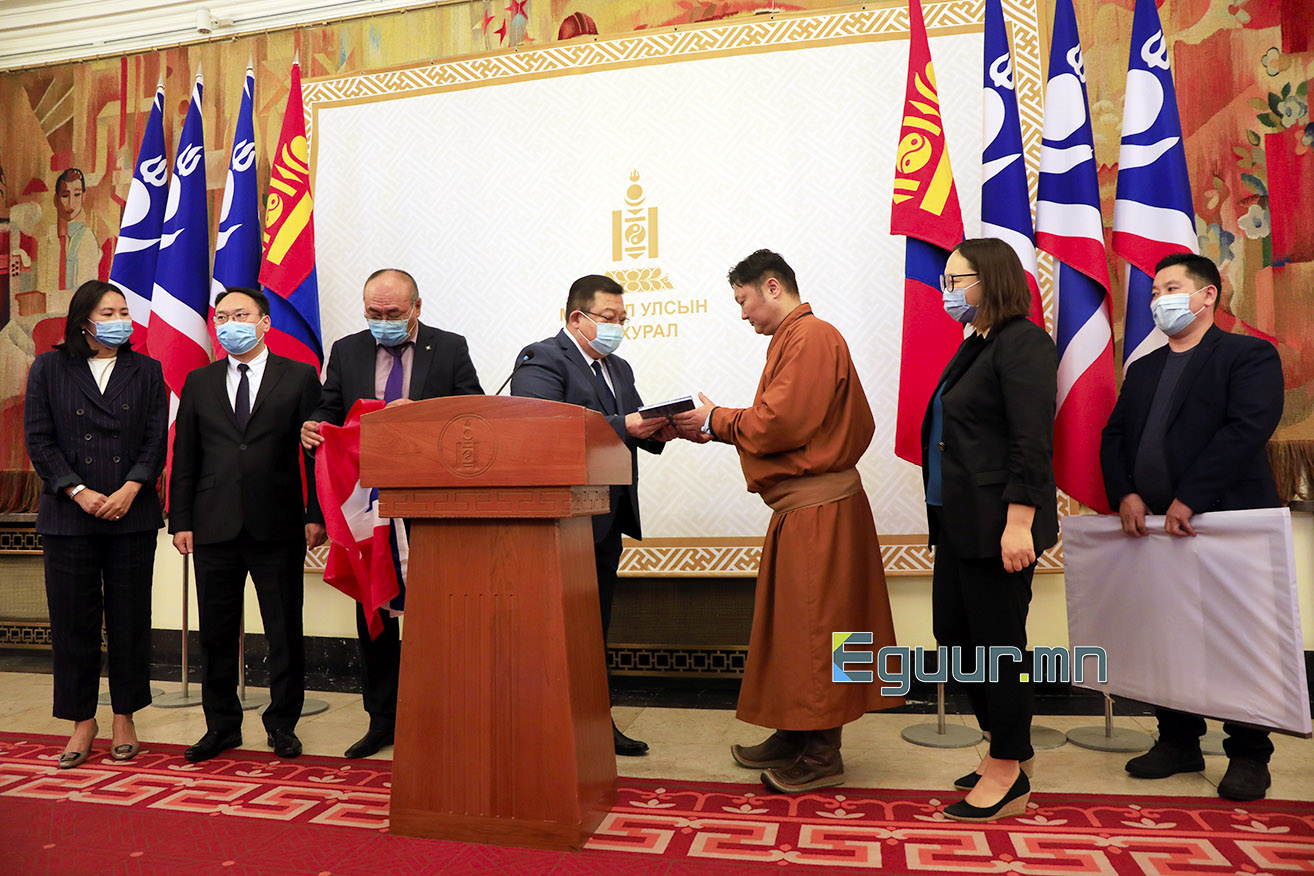 ФОТО: С.Жавхлан АН-д элсэж, намын даргадаа бэлэг дурсгав - Eguur.MN