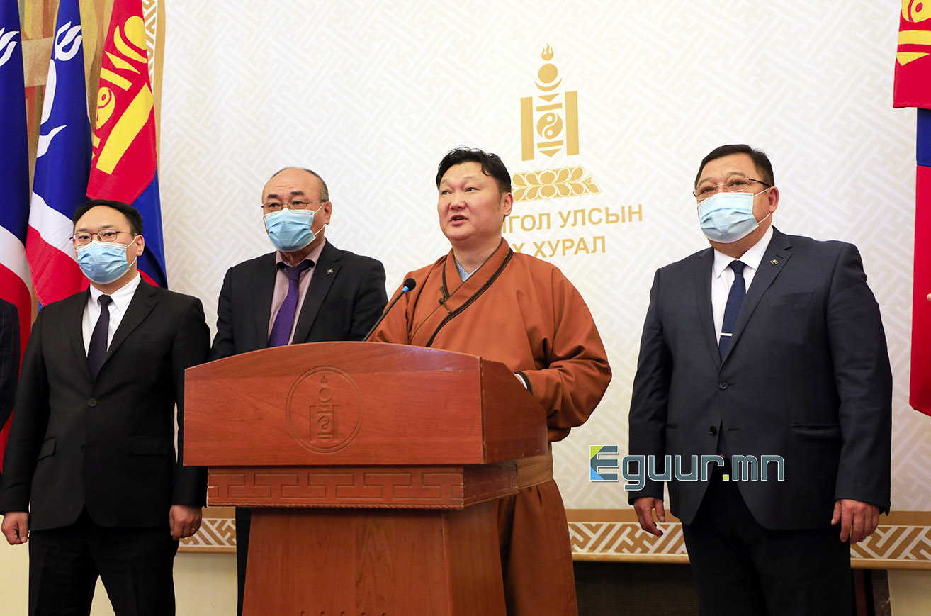 ФОТО: С.Жавхлан АН-д элсэж, намын даргадаа бэлэг дурсгав - Eguur.MN