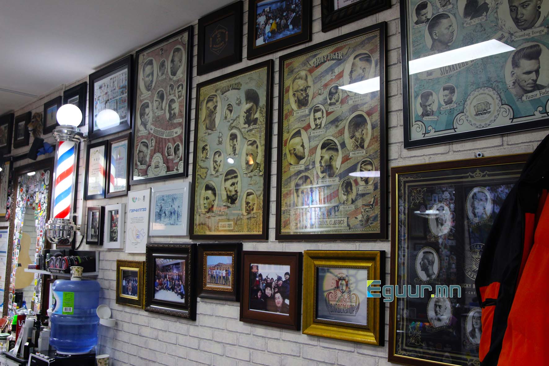 СУРВАЛЖИЛГА: Толгойт дахь зөвхөн эрчүүд эрчүүдийнхээ үсийг засдаг 19 ...