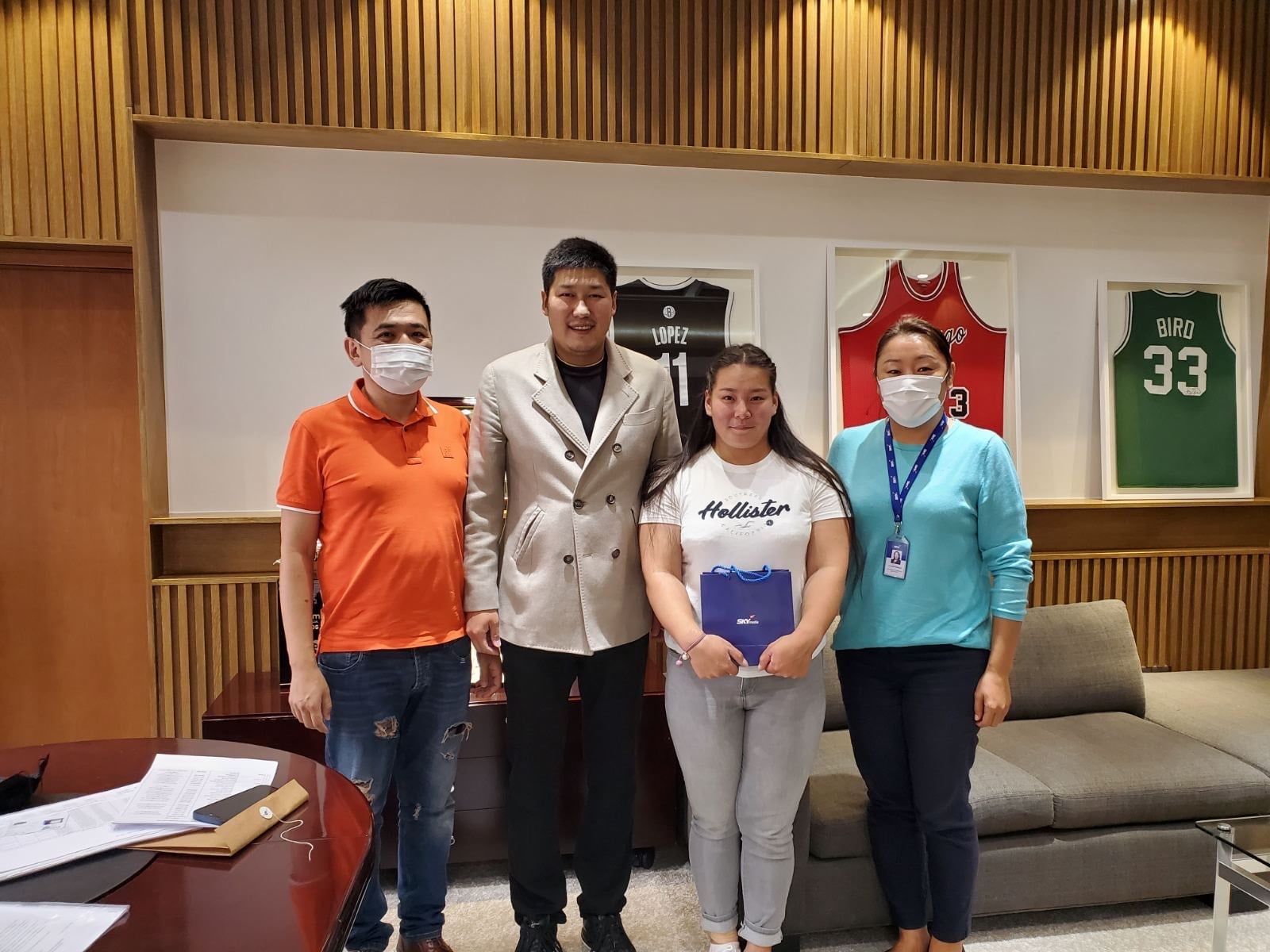 МҮОХ ны тэргүүн дэд ерөнхийлөгч Б Баттүшиг М Анхцэцэгт хүндэтгэл үзүүллээ Eguur Mn