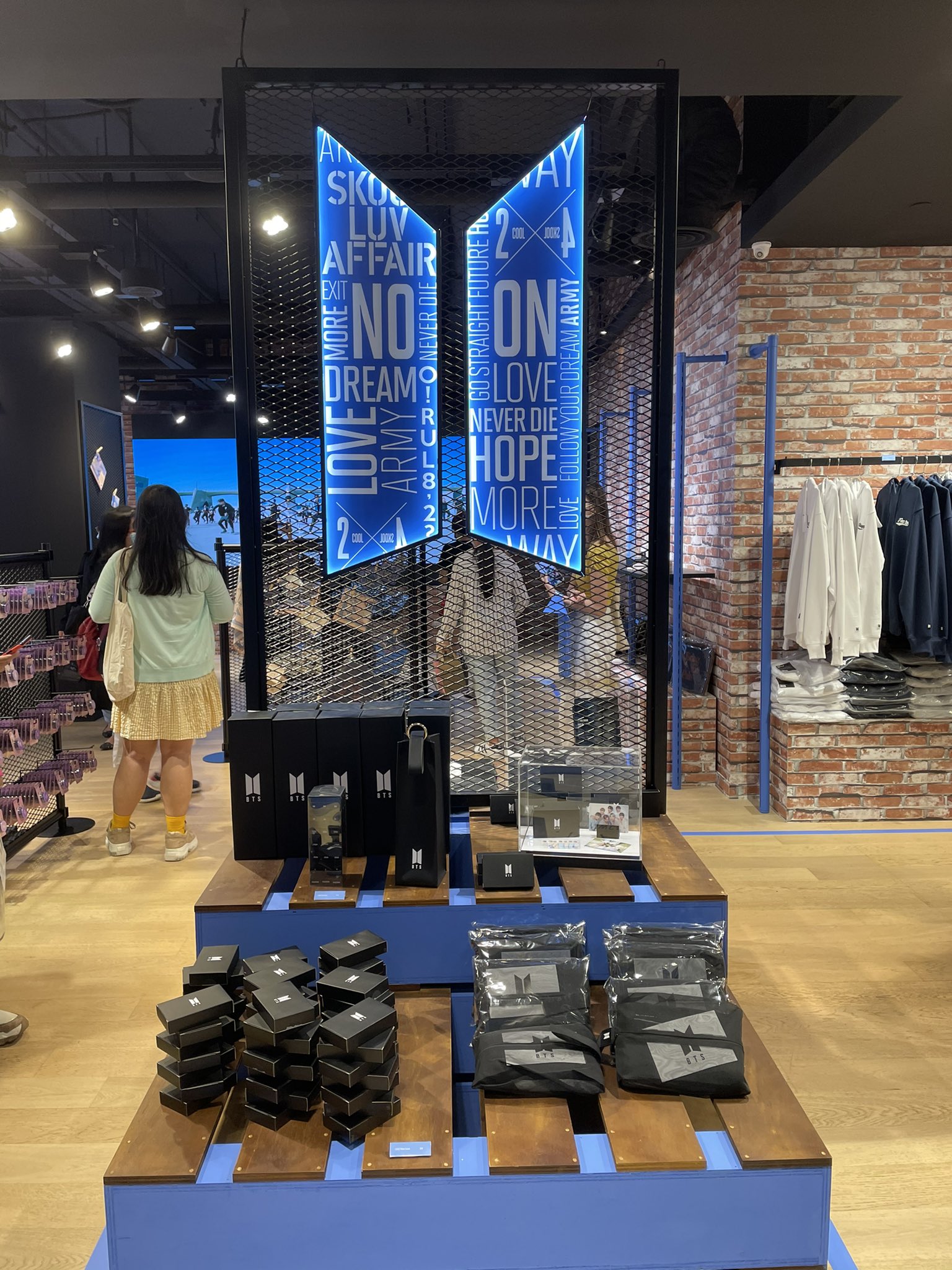 Монголд “BTS” хамтлагийн дэлгүүр нээгдсэнд Энэтхэг, Индонезийн фэнүүд “атаархжээ” - Eguur.MN