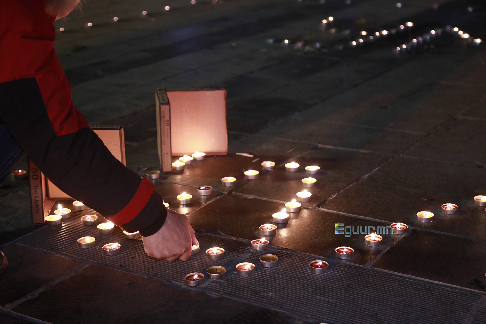 ФОТО: Манлай начин Э.Энхбат агсны дурсгалд зориулж 1000 зул бадраалаа - Eguur.MN