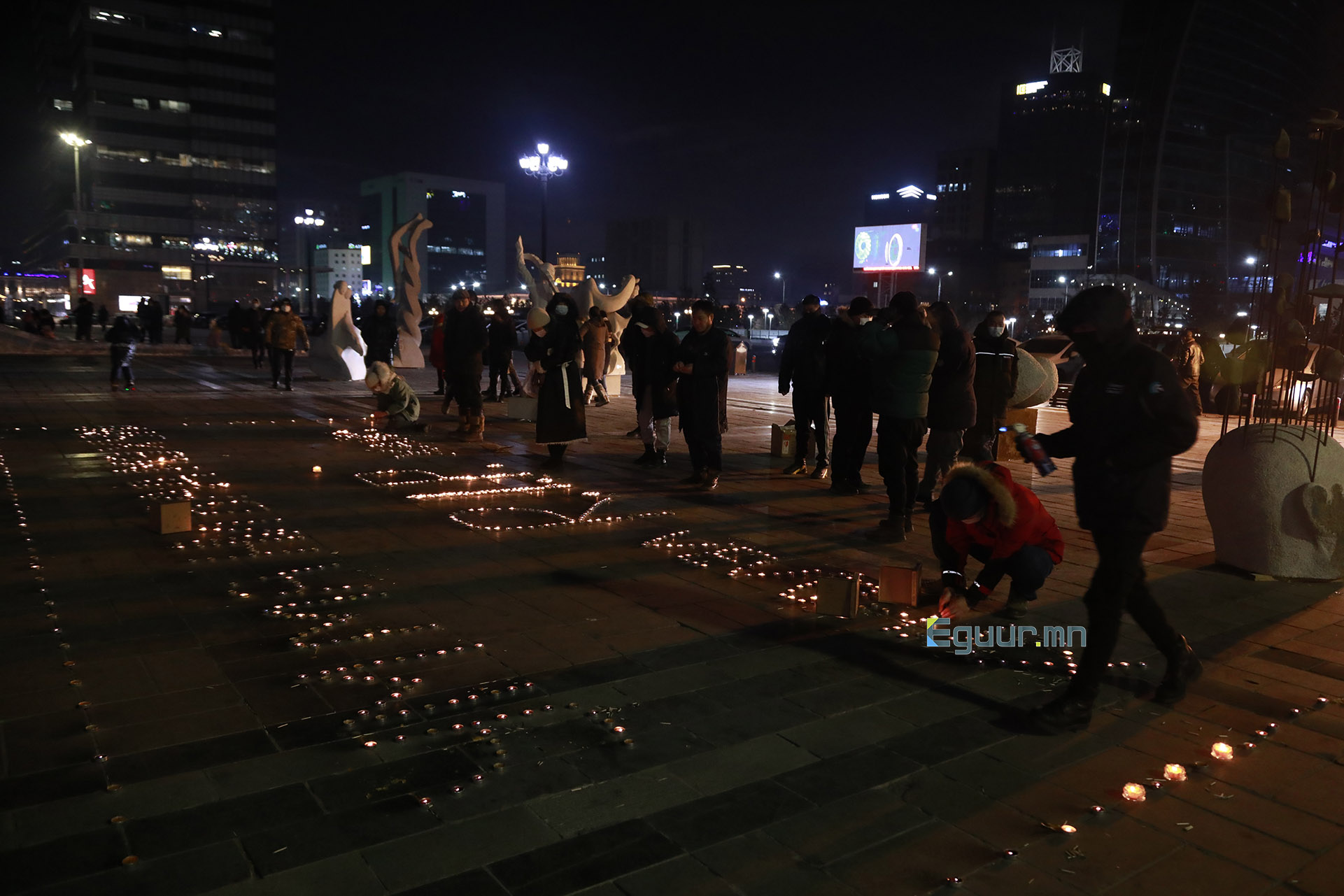 ФОТО: Манлай начин Э.Энхбат агсны дурсгалд зориулж 1000 зул бадраалаа - Eguur.MN