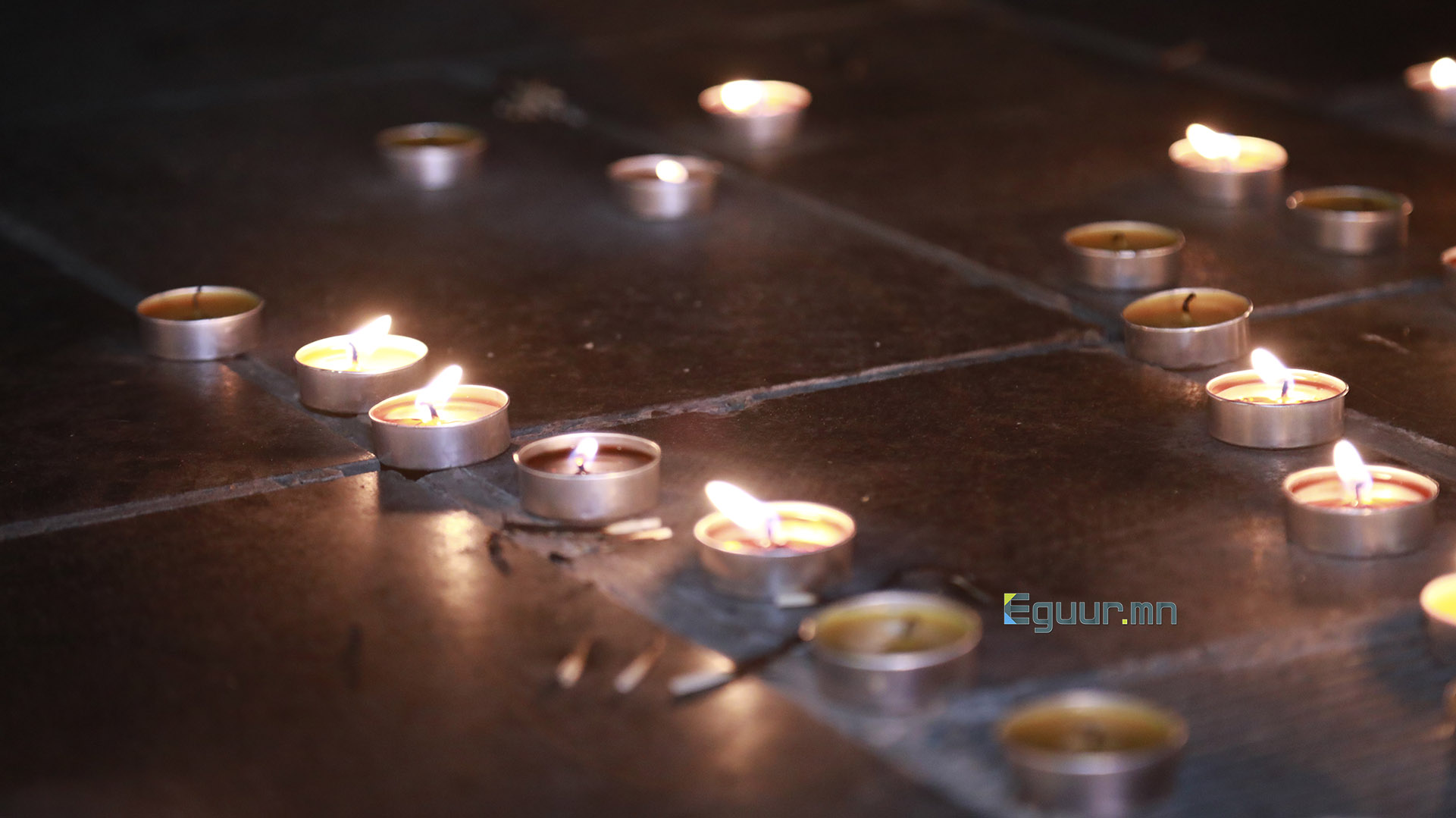 ФОТО: Манлай начин Э.Энхбат агсны дурсгалд зориулж 1000 зул бадраалаа - Eguur.MN