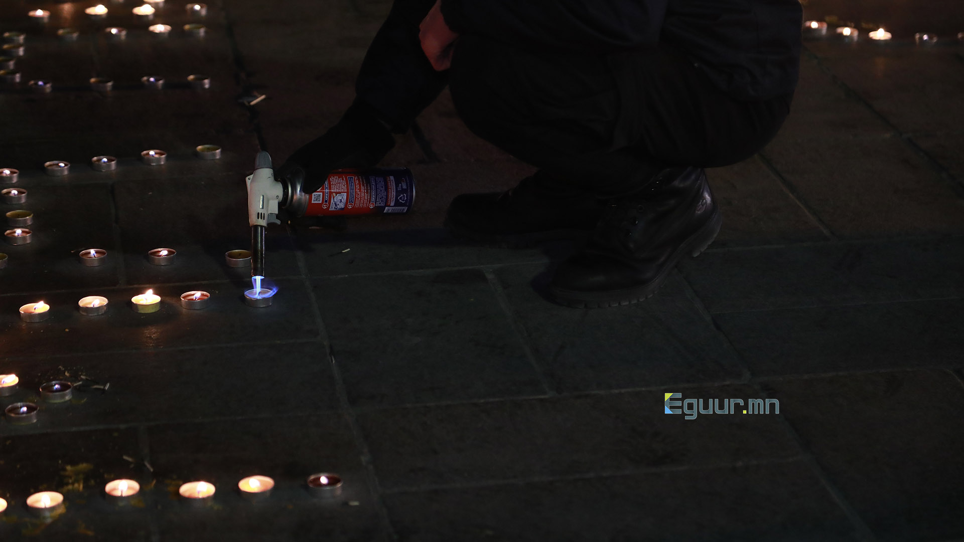 ФОТО: Манлай начин Э.Энхбат агсны дурсгалд зориулж 1000 зул бадраалаа - Eguur.MN