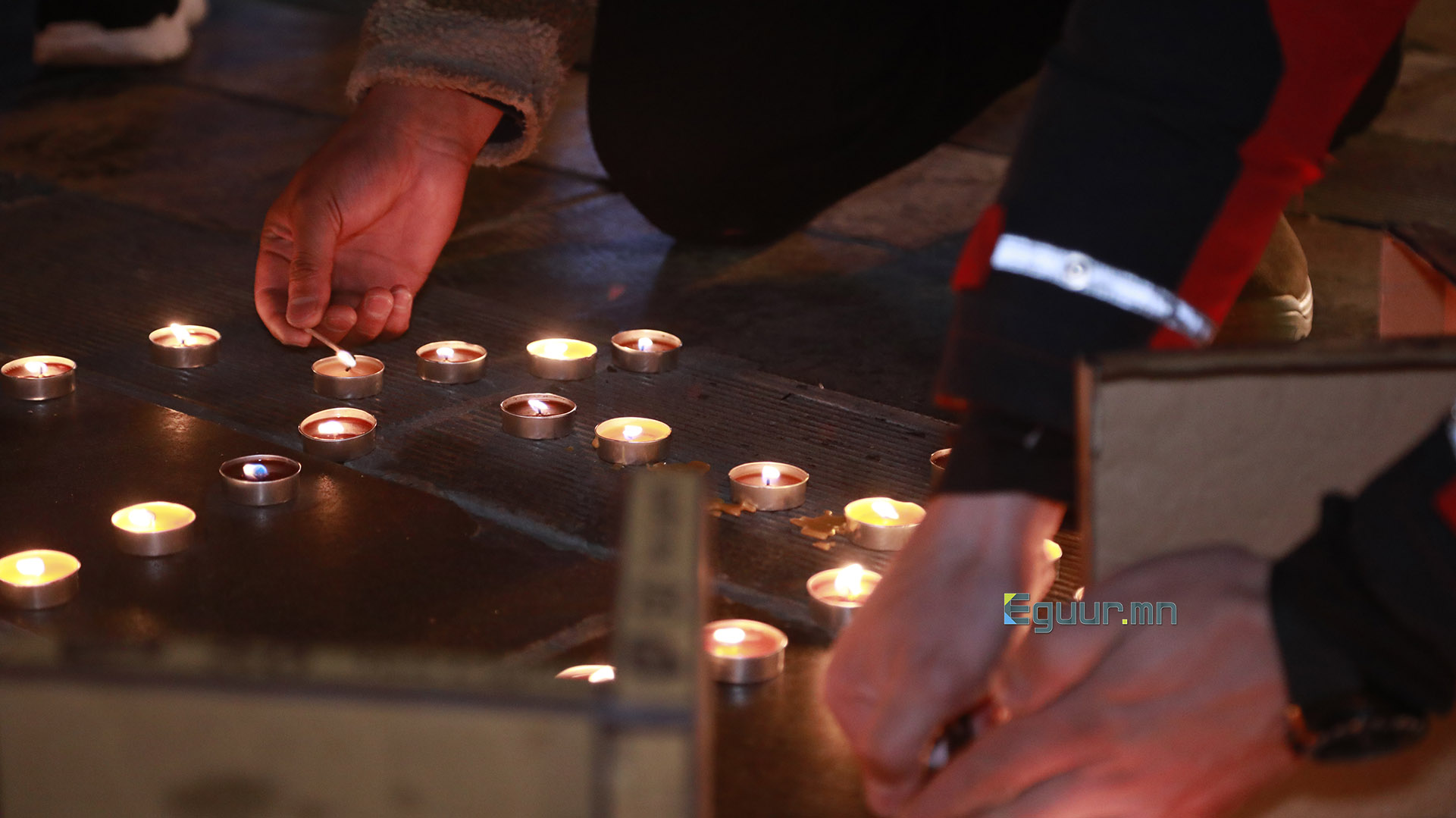 ФОТО: Манлай начин Э.Энхбат агсны дурсгалд зориулж 1000 зул бадраалаа - Eguur.MN