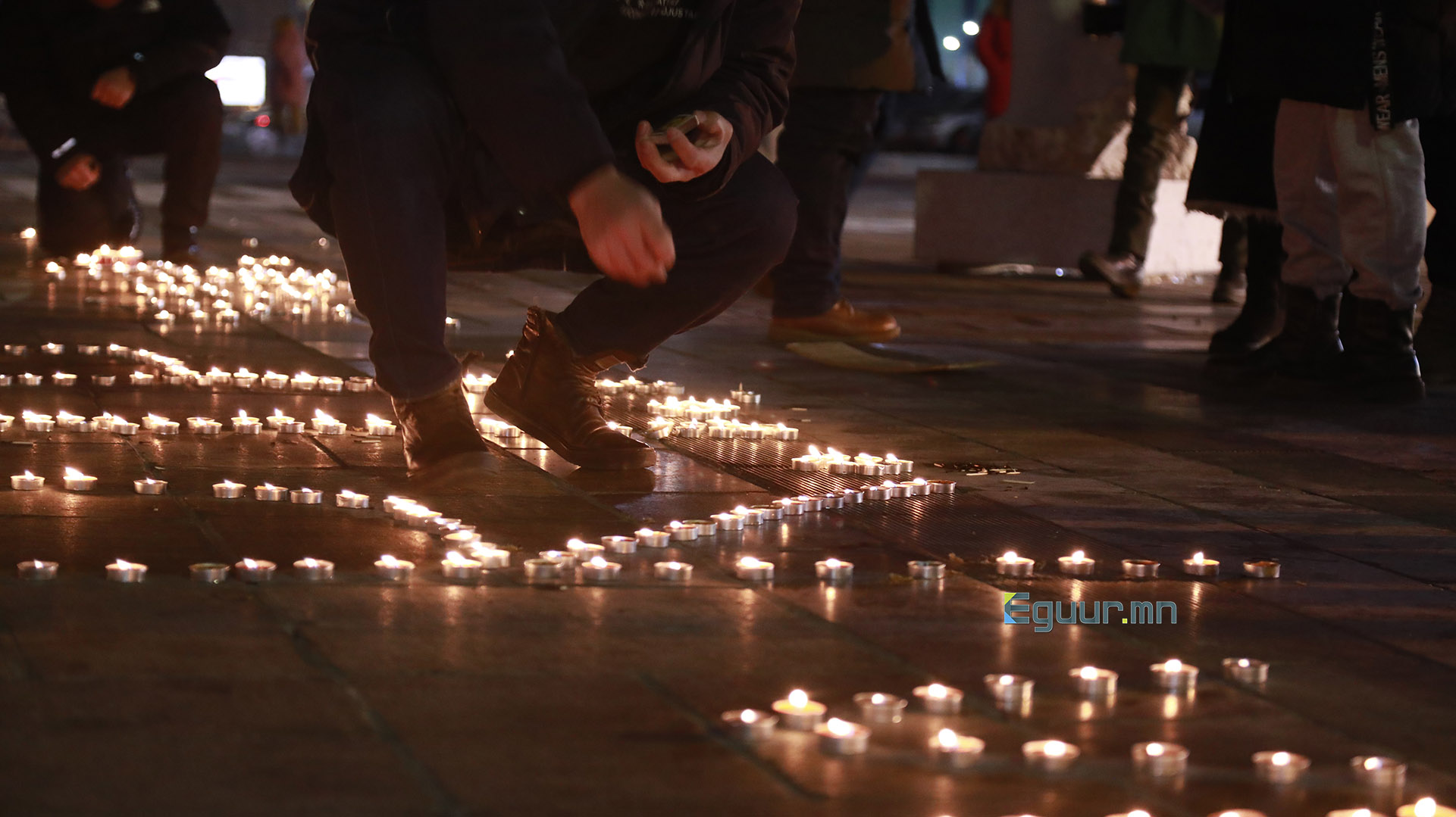 ФОТО: Манлай начин Э.Энхбат агсны дурсгалд зориулж 1000 зул бадраалаа - Eguur.MN