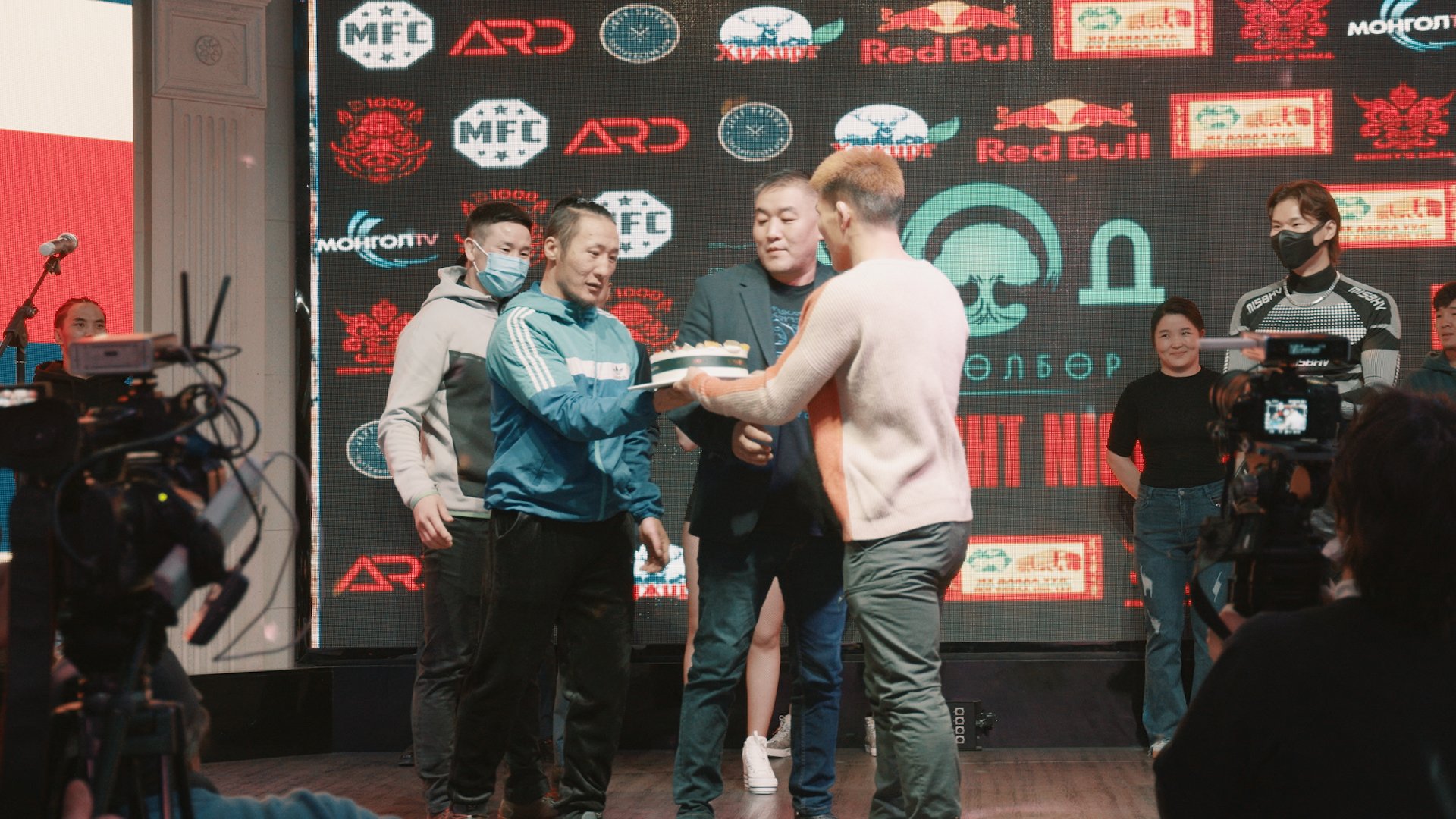 А.Гантүлхүүр “Жалам хар”-ыг 48 секундэд ялж, амласандаа хүрлээ - Eguur.MN