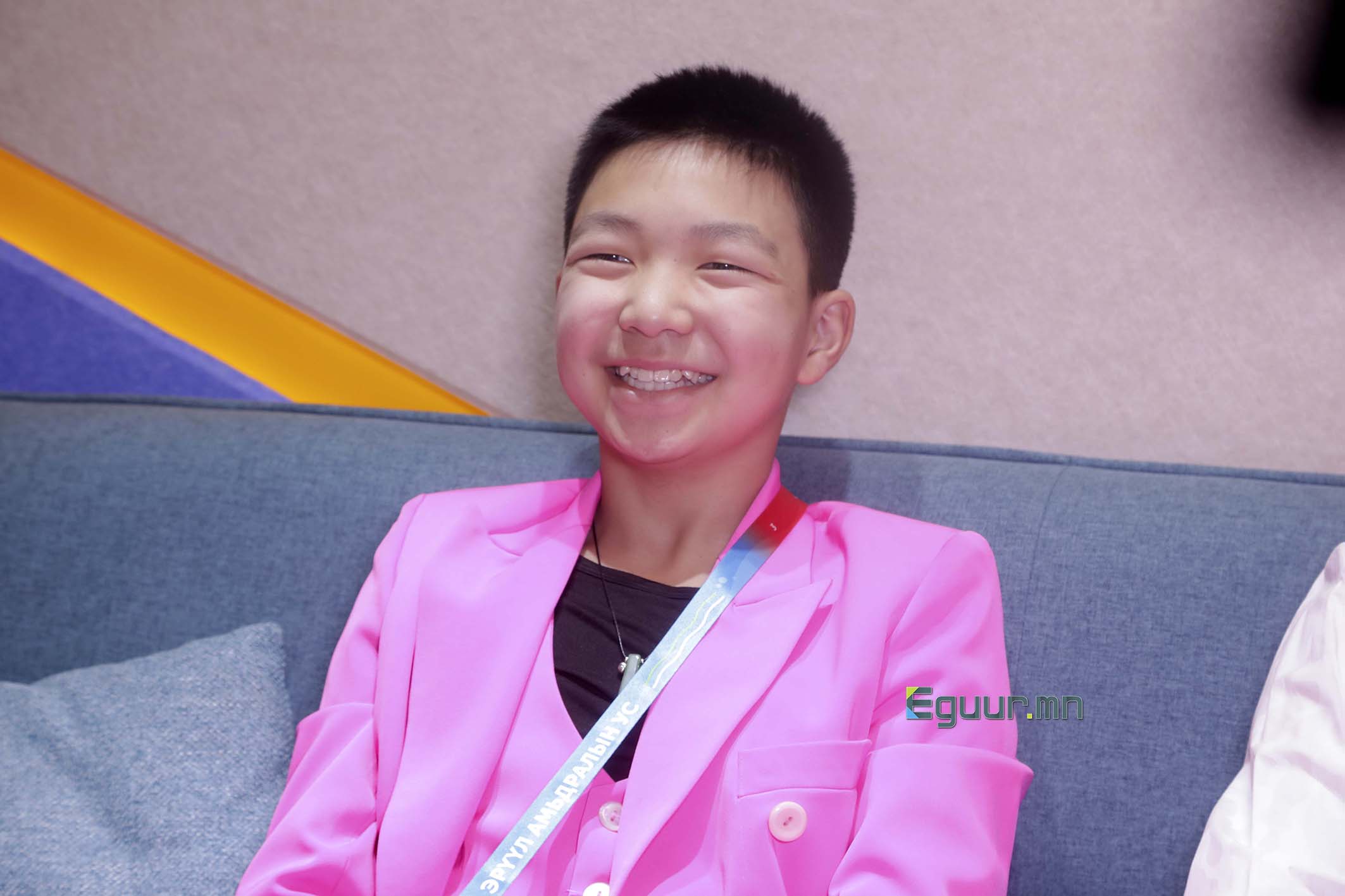 Каннын наадамд Ариана Грандетай хамт зургаа авхуулж, IU-д хэлэх үгээ бэлдэж буй “ТОМ” ХАМТЛАГ ...