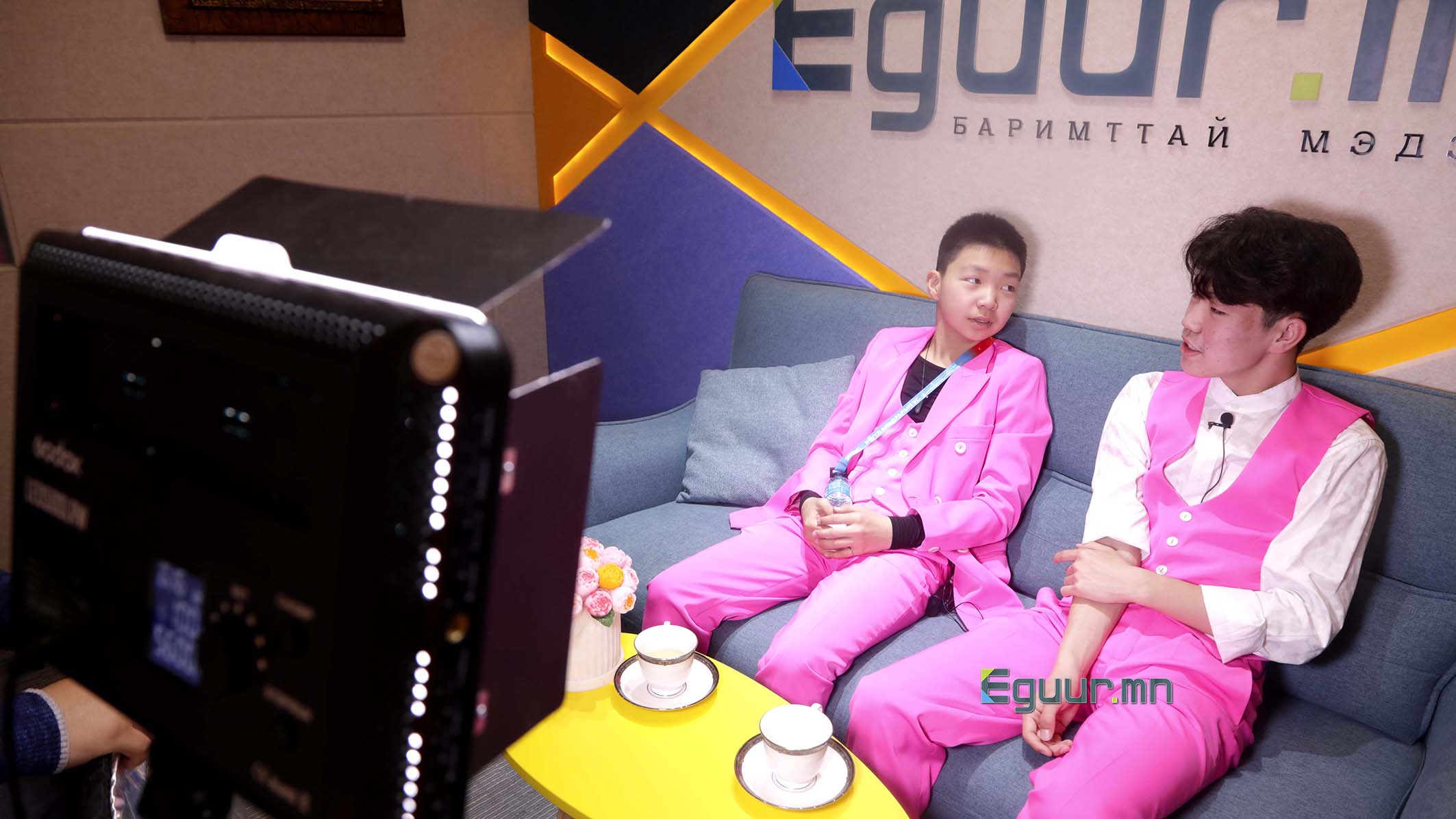 Каннын наадамд Ариана Грандетай хамт зургаа авхуулж, IU-д хэлэх үгээ бэлдэж буй “ТОМ” ХАМТЛАГ ...