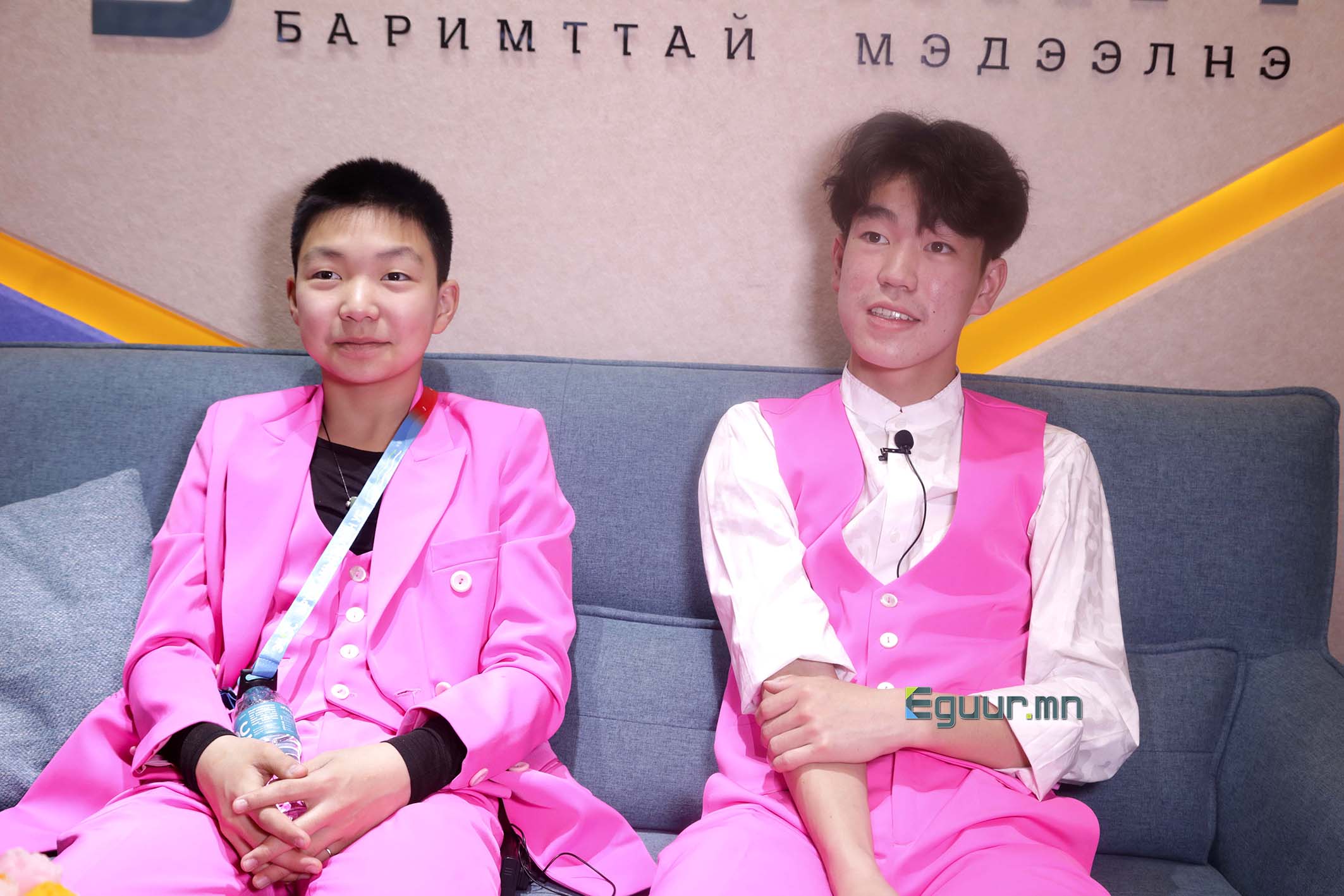 Каннын наадамд Ариана Грандетай хамт зургаа авхуулж, IU-д хэлэх үгээ бэлдэж буй “ТОМ” ХАМТЛАГ ...