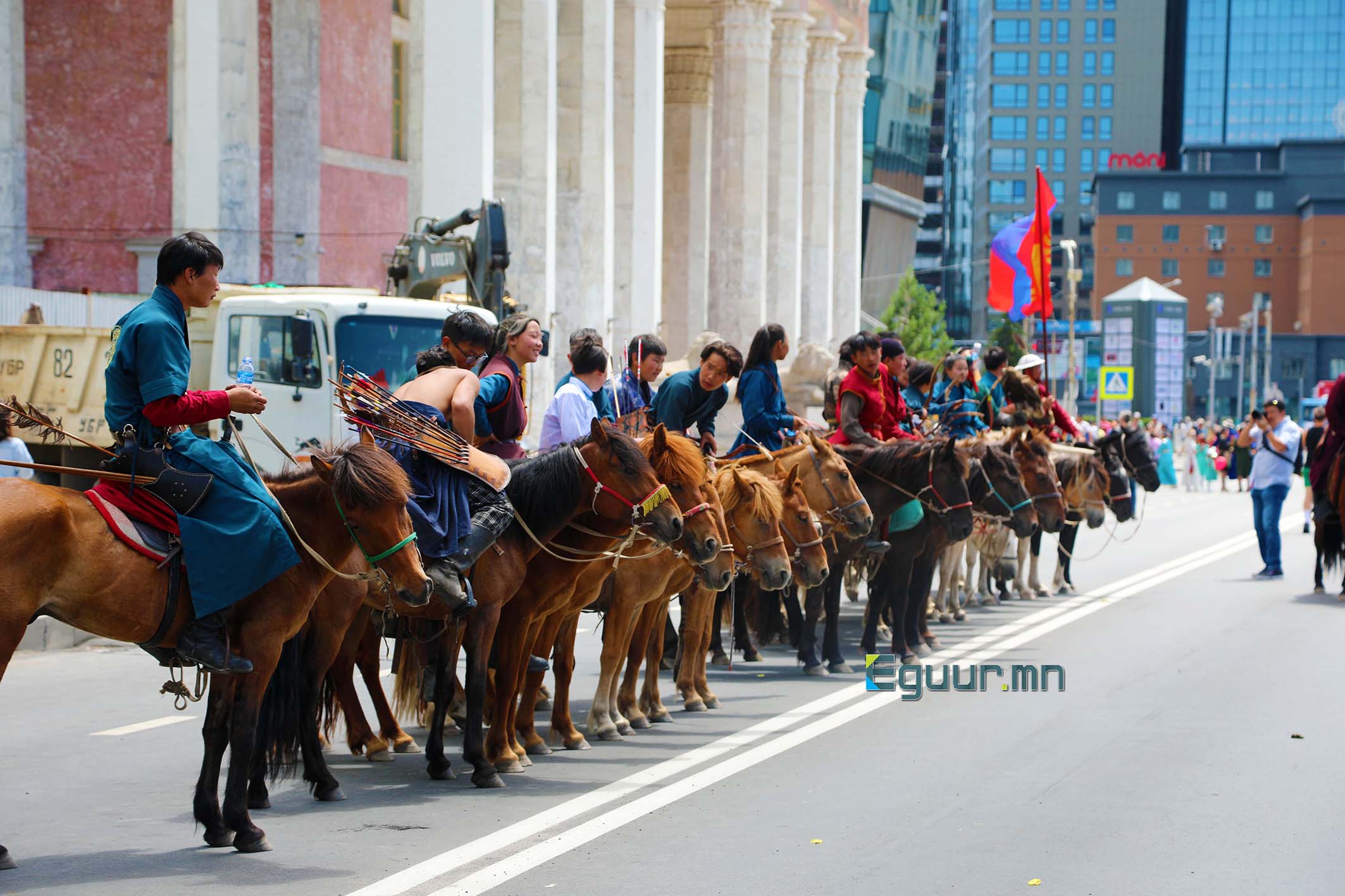 ФОТО: Дээлээ өмсөж, төв талбайдаа омогшсон МОНГОЛЧУУД - Eguur.MN