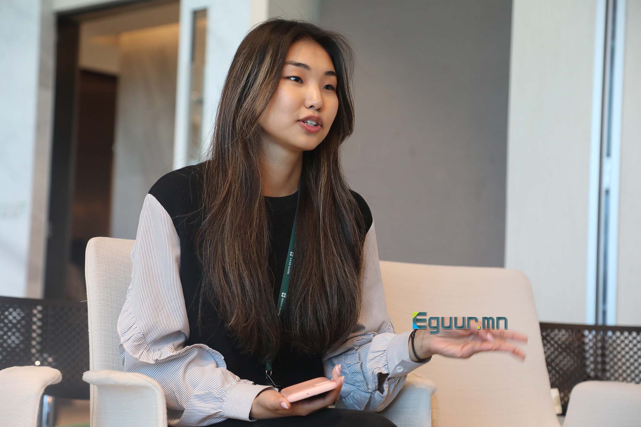 ХААН Банкны цалинтай дадлагажигч: Ангийнхантай байгаа юм шиг л санагдсан - Eguur.MN