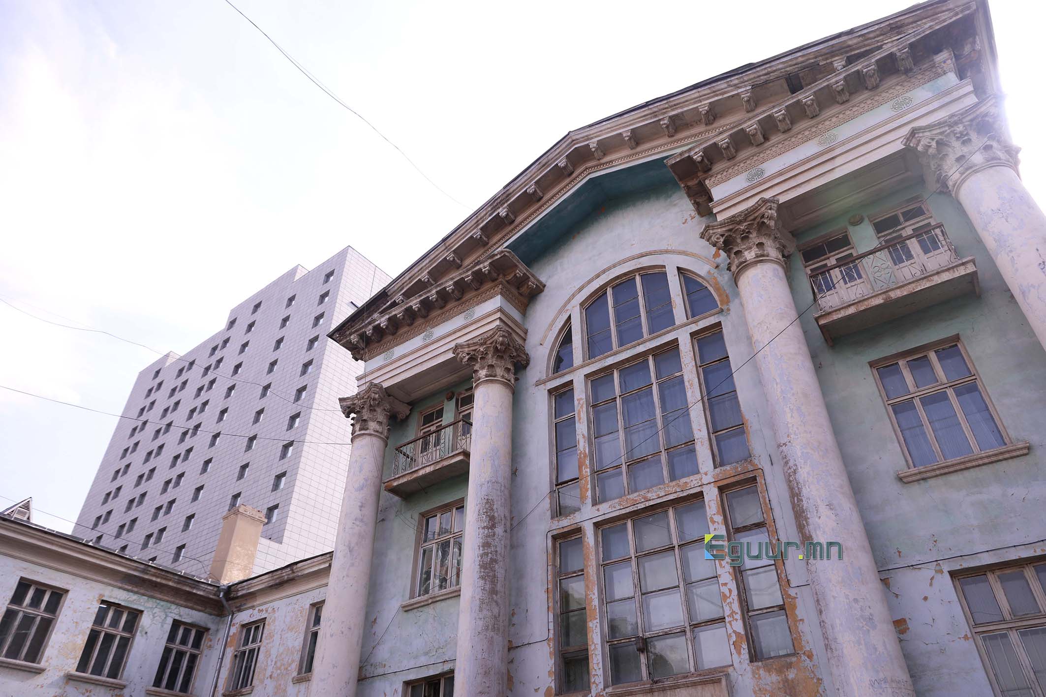 “Хараагүй төр” #1 | Өмхрөн унаж буй ч үнэ төлбөргүй сургалт явуулдаг “Хүүхдийн урлан бүтээх төв ...