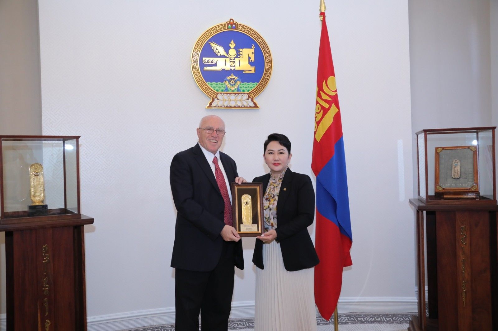 АНУ-ын Элчин сайд М.Клеческид “Алтан гэрэгэ” гардууллаа - Eguur.MN