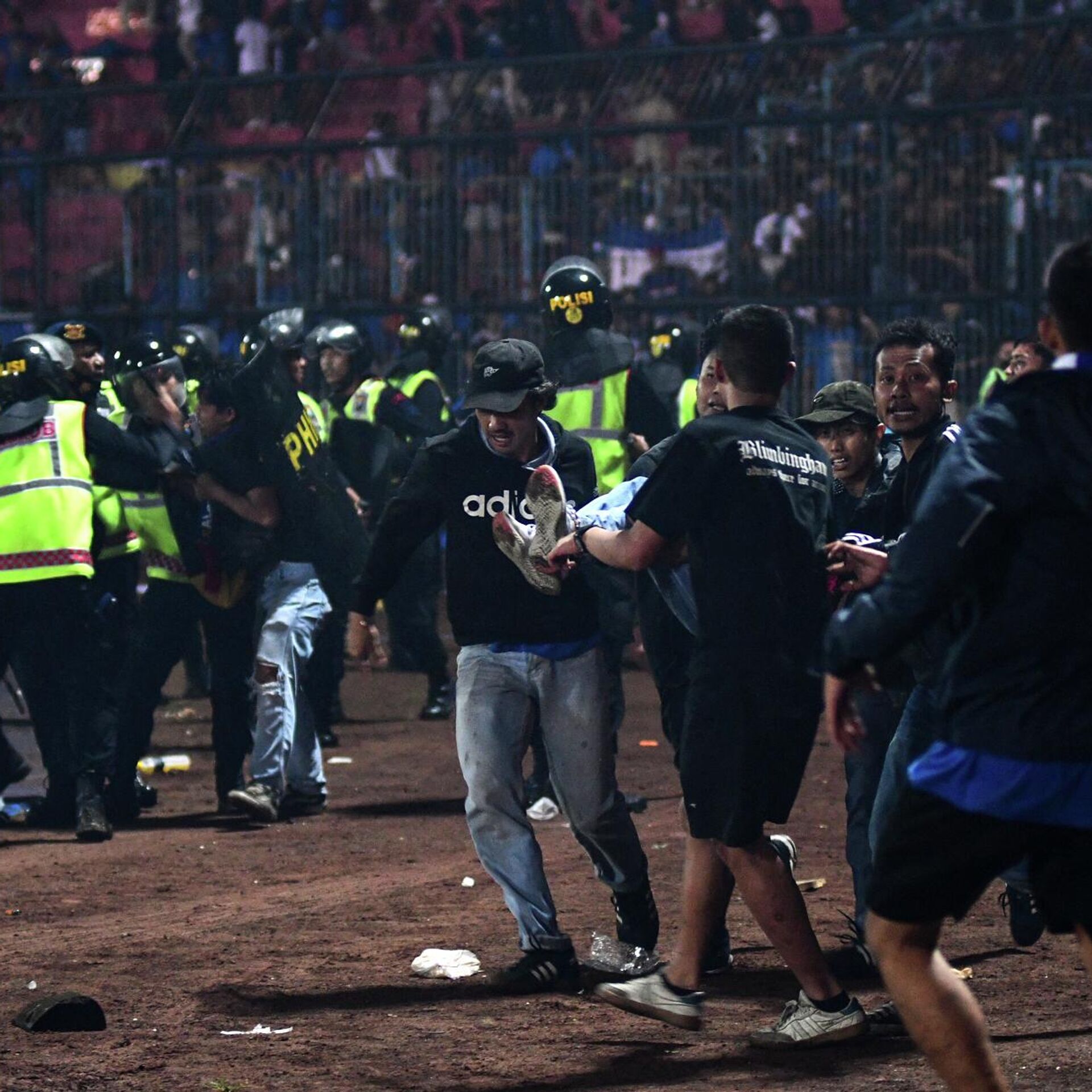 Хөлбөмбөгийн тоглолтын дараа болсон зодооны улмаас 127 хүн амь үрэгдлээ - Eguur.MN