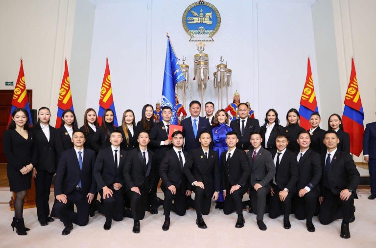 "Moondance" хамтлаг Алтан гадас одон хүртэв - Eguur.MN