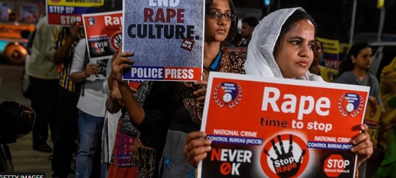 19 настай эмэгтэйг хүчирхийлж хөнөөсөн этгээдүүд шоронгоос суллагдсан нь Энэтхэгт шуугиан тарьж ...