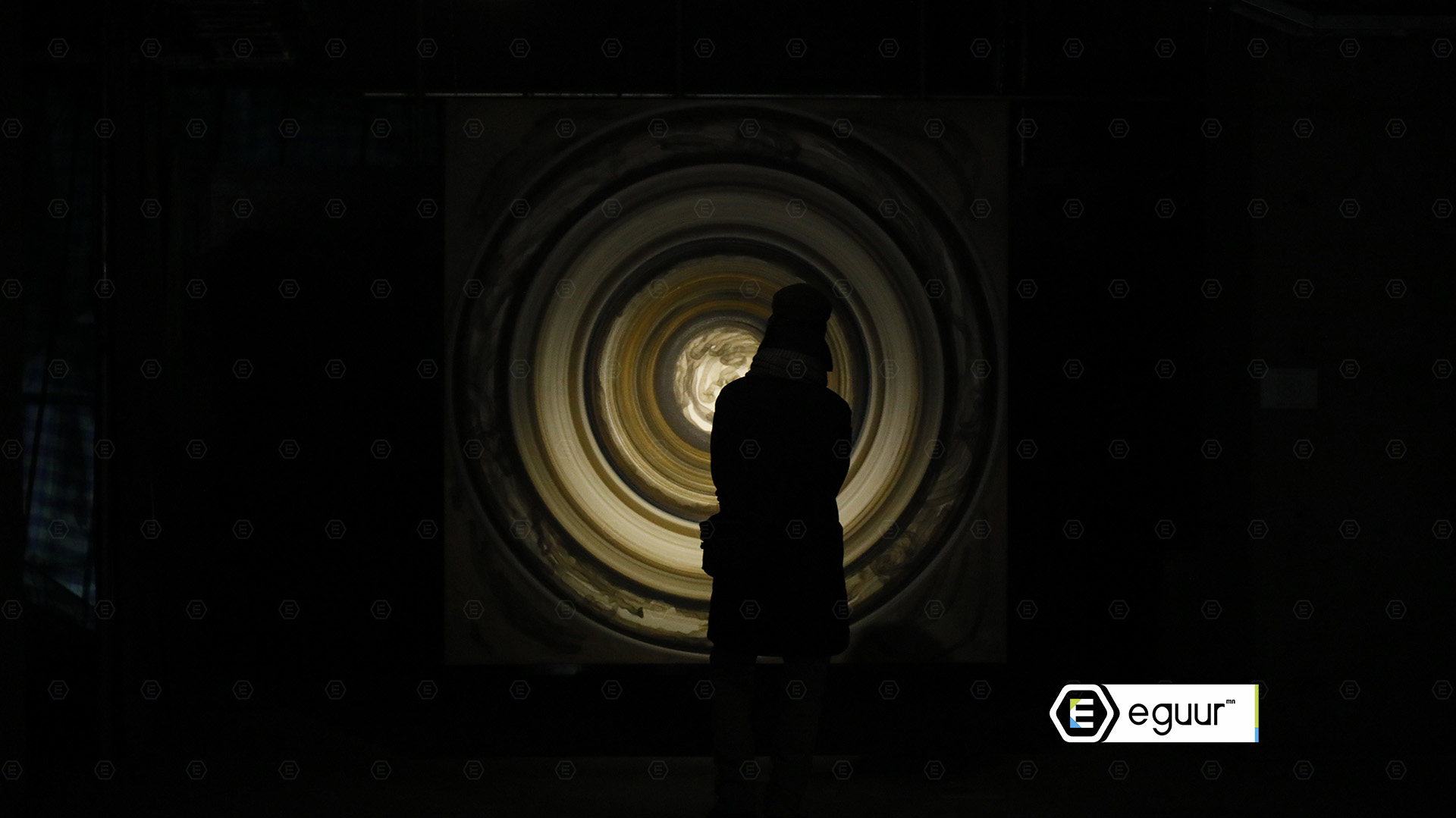 ФОТО: Дуусаагүй барилгын нэг давхрыг контемпорари бүтээлээр "амилуулав" - Eguur.MN