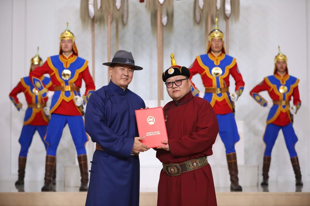 Танилц: Ерөнхийлөгч У.Хүрэлсүх дараах уяач, шагайн харваачдад улсын цол хүртээв - Eguur.MN