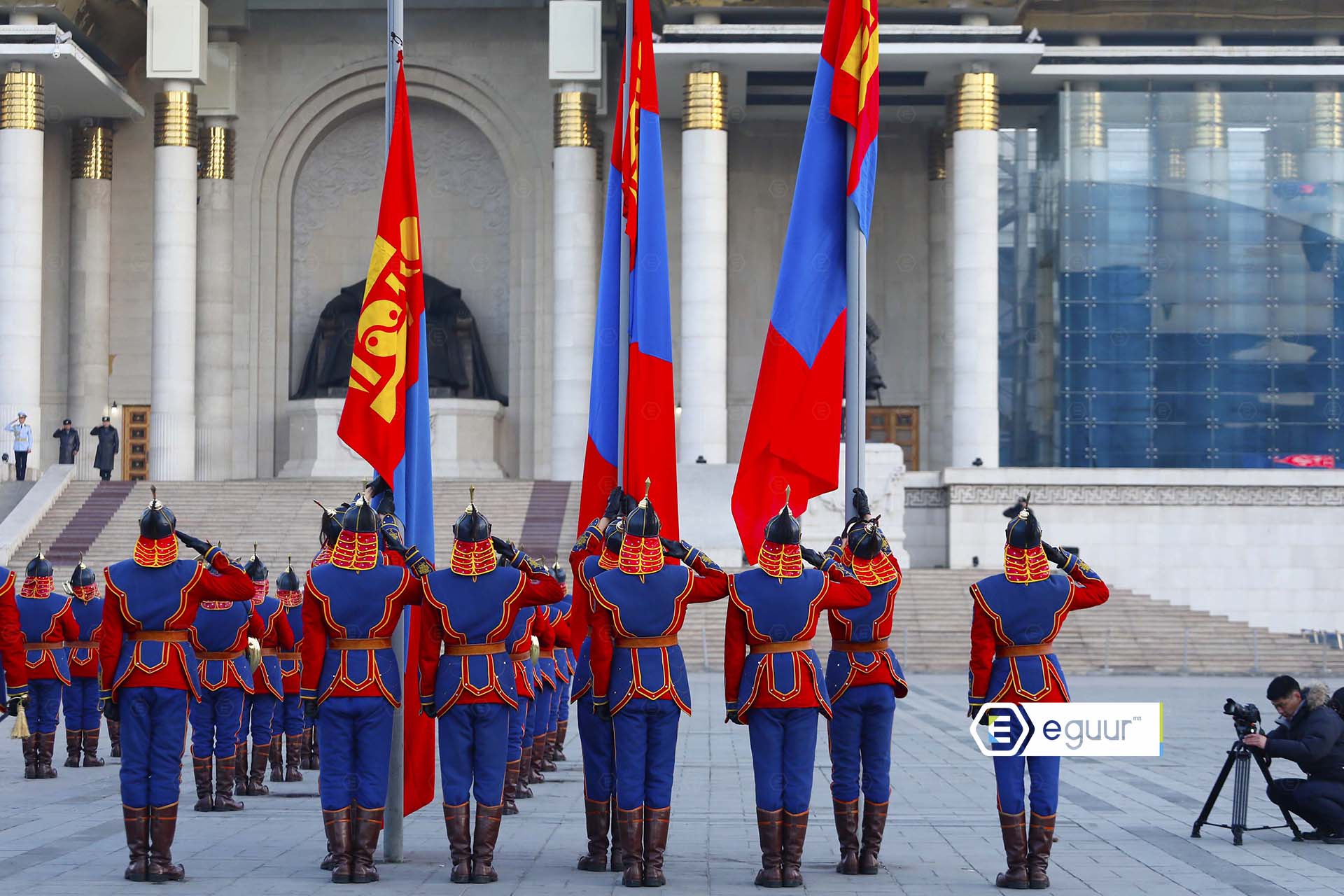 Фото: Төрийн далбааг мандууллаа - Eguur.MN