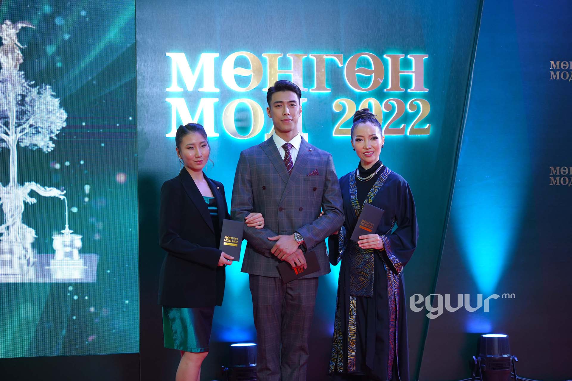 Тэмдэглэл: Залуус өнгөлсөн “Мөнгөн мод” - Eguur.MN