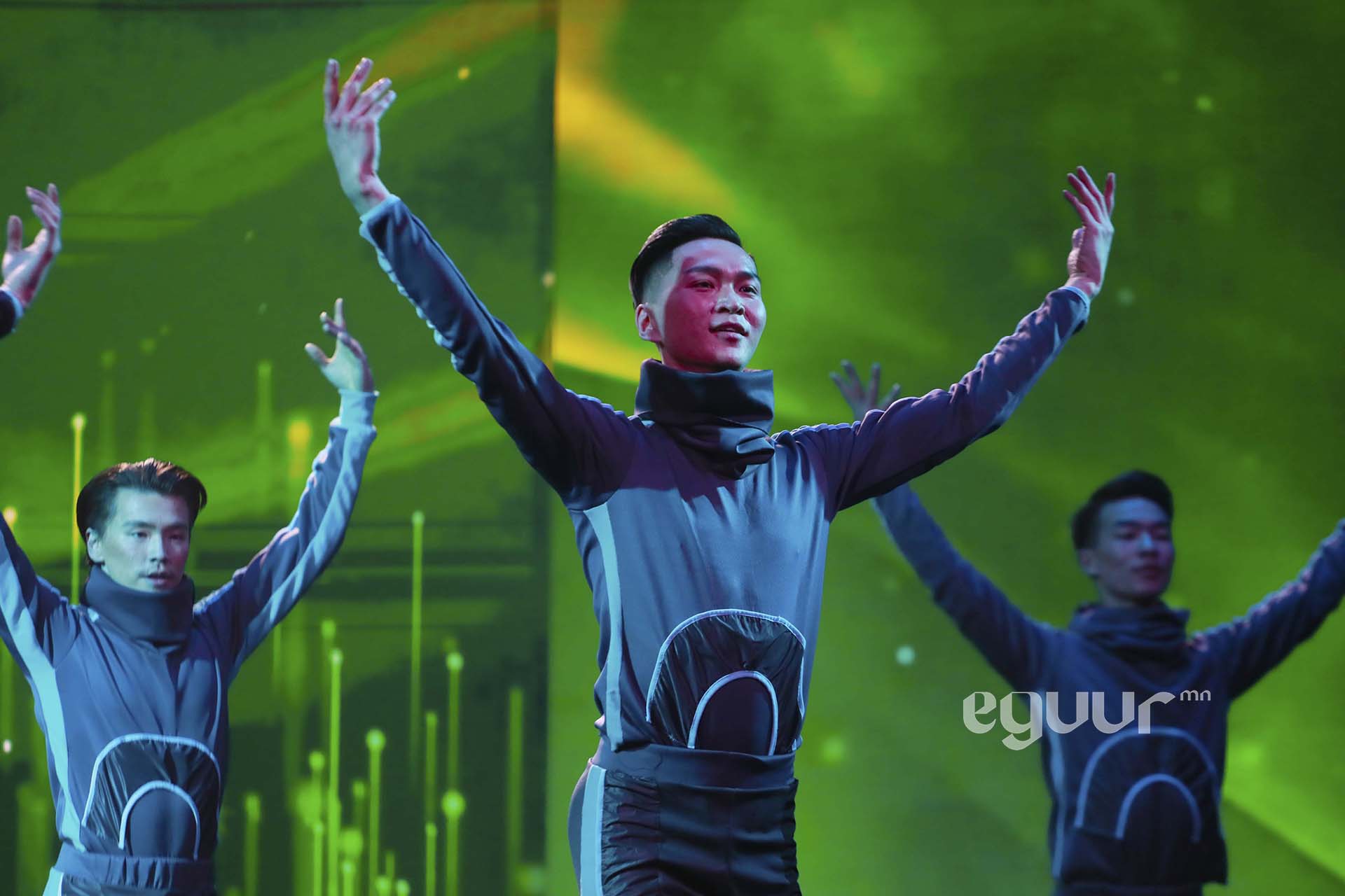 Тэмдэглэл: Залуус өнгөлсөн “Мөнгөн мод” - Eguur.MN