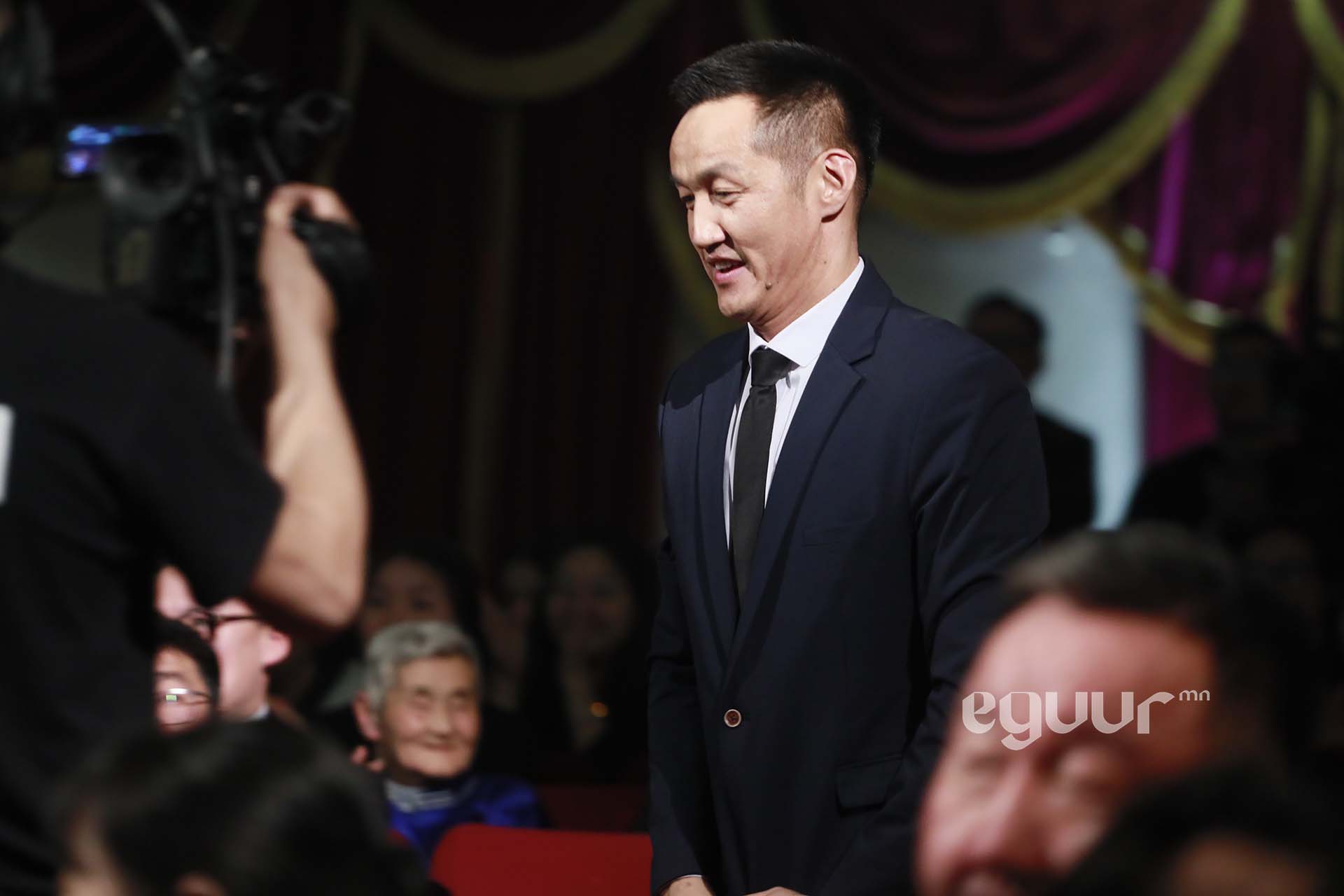 Тэмдэглэл: Залуус өнгөлсөн “Мөнгөн мод” - Eguur.MN