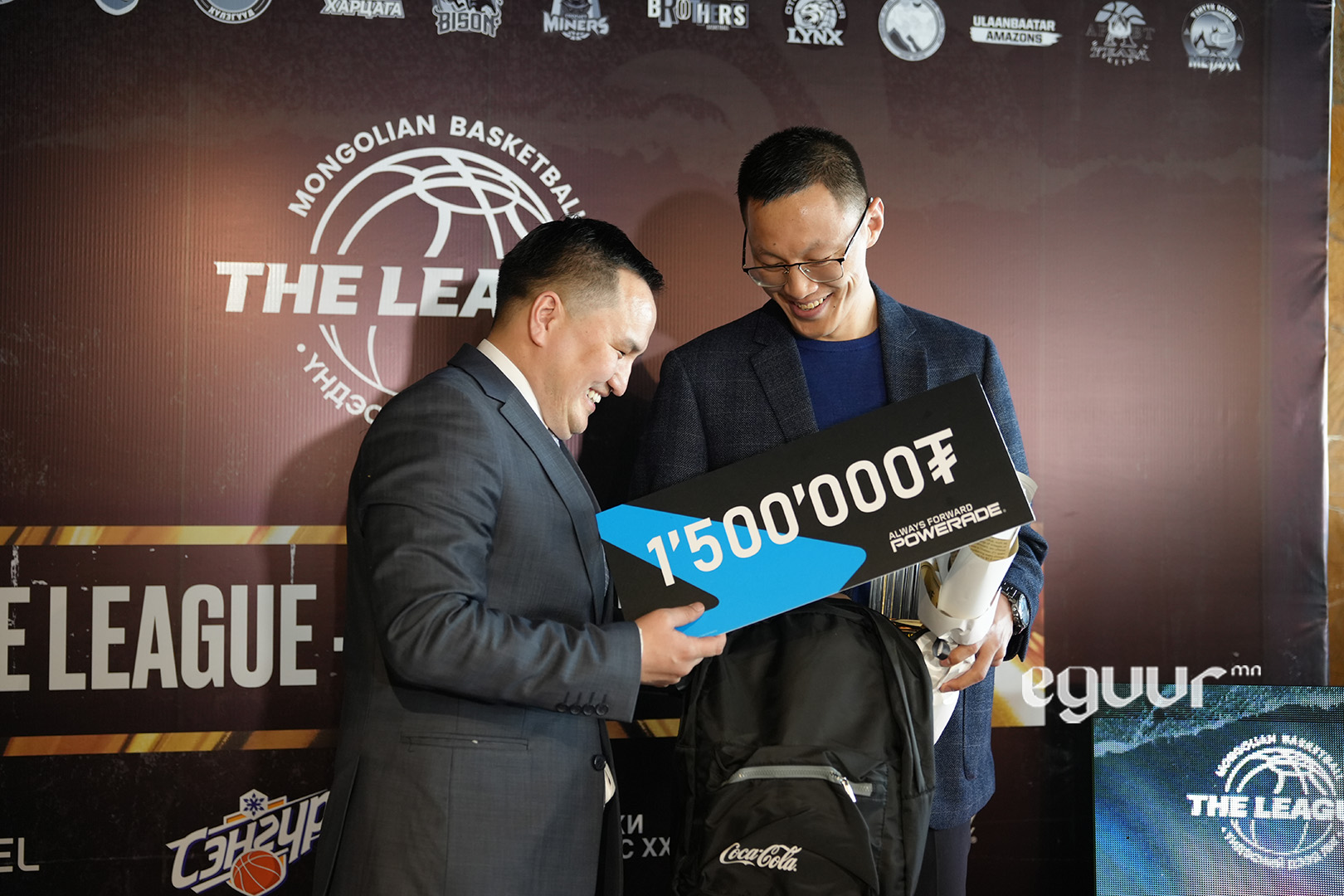 АПУ ХК шилдэг тамирчдад таван сая төгрөгийн хувьцаа бэлэглэлээ - Eguur.MN