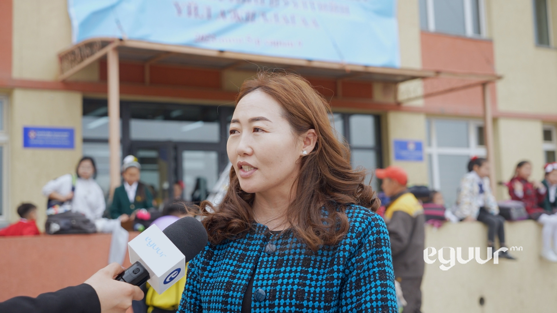 Хотын захын сургуулийн сурагчид “Америк хүнтэй англиар ярина” гэх мөрөөдөлдөө ойртлоо - Eguur.MN