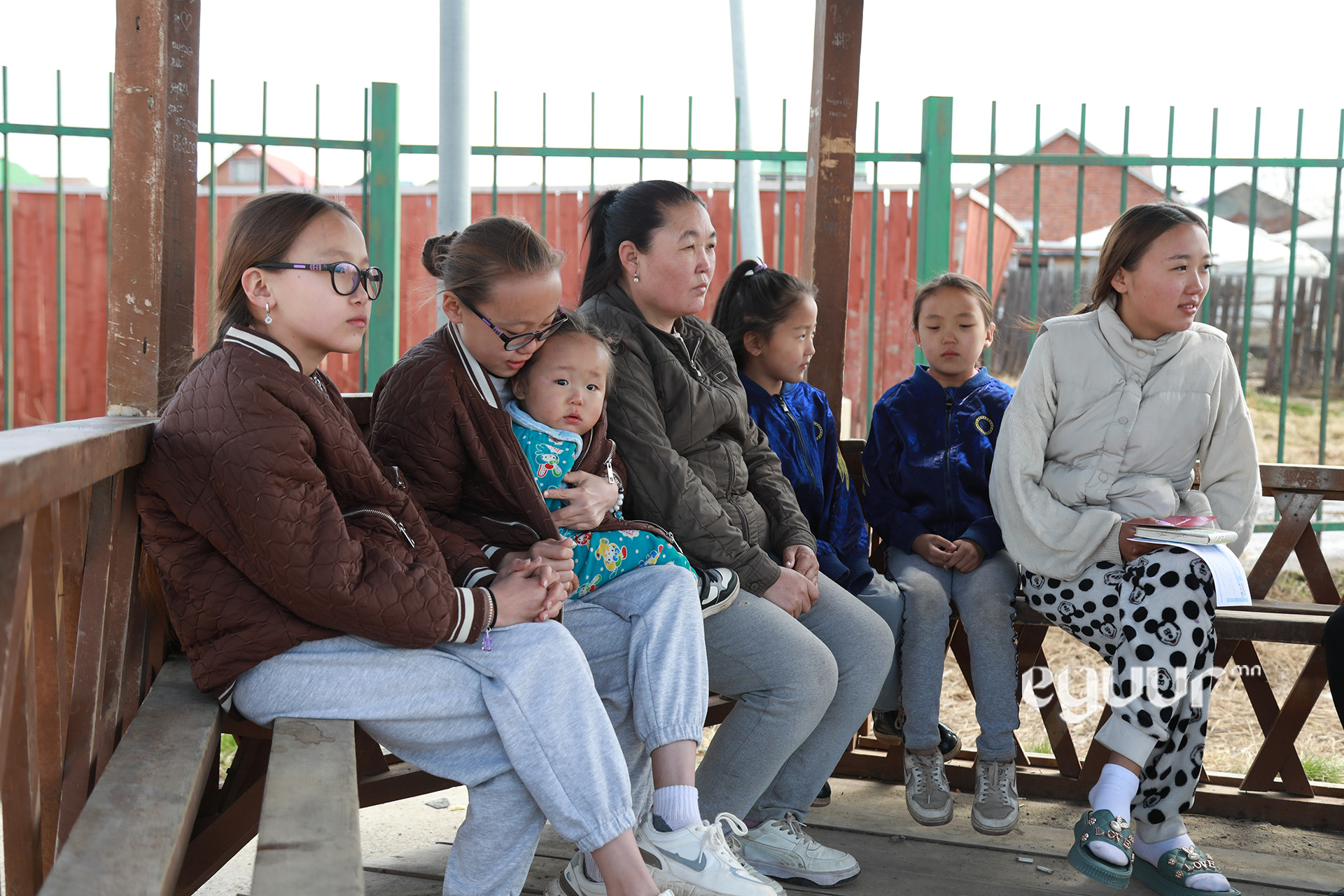 Есөн хүүхдийн ээж С.Түмэндэмбэрэл: 12 жил хэвтэрт байгаа аавыгаа ...