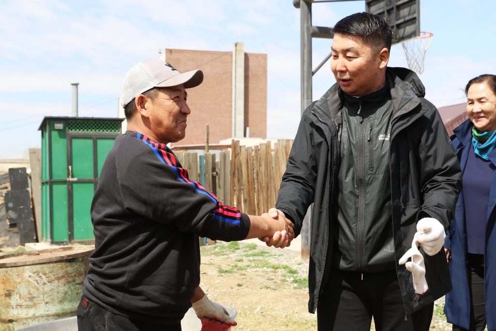 Баянзүрх дүүргийн айл өрхүүд 500 мянган мод тарина - Eguur.MN