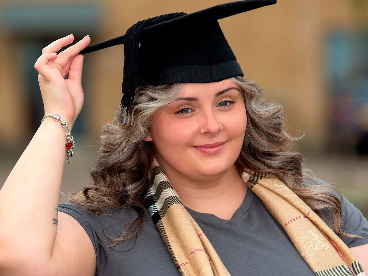 16 насандаа уншиж, бичиж чаддаггүй байсан эмэгтэй бакалавраа төгсжээ - Eguur.MN