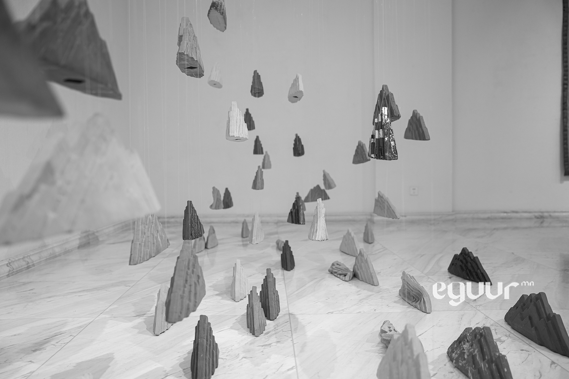 Шинэ үзэсгэлэн: Эрвээхий нисэм эмэгтэй хүний, монгол ахуй, балчир багын дурсамжууд - Eguur.MN