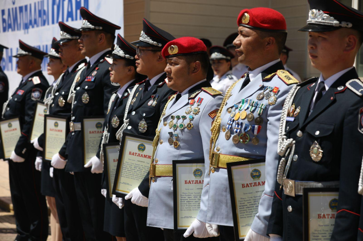Засгийн газар алба хаагчдаар эсээ бичүүлж, шагнажээ - Eguur.MN