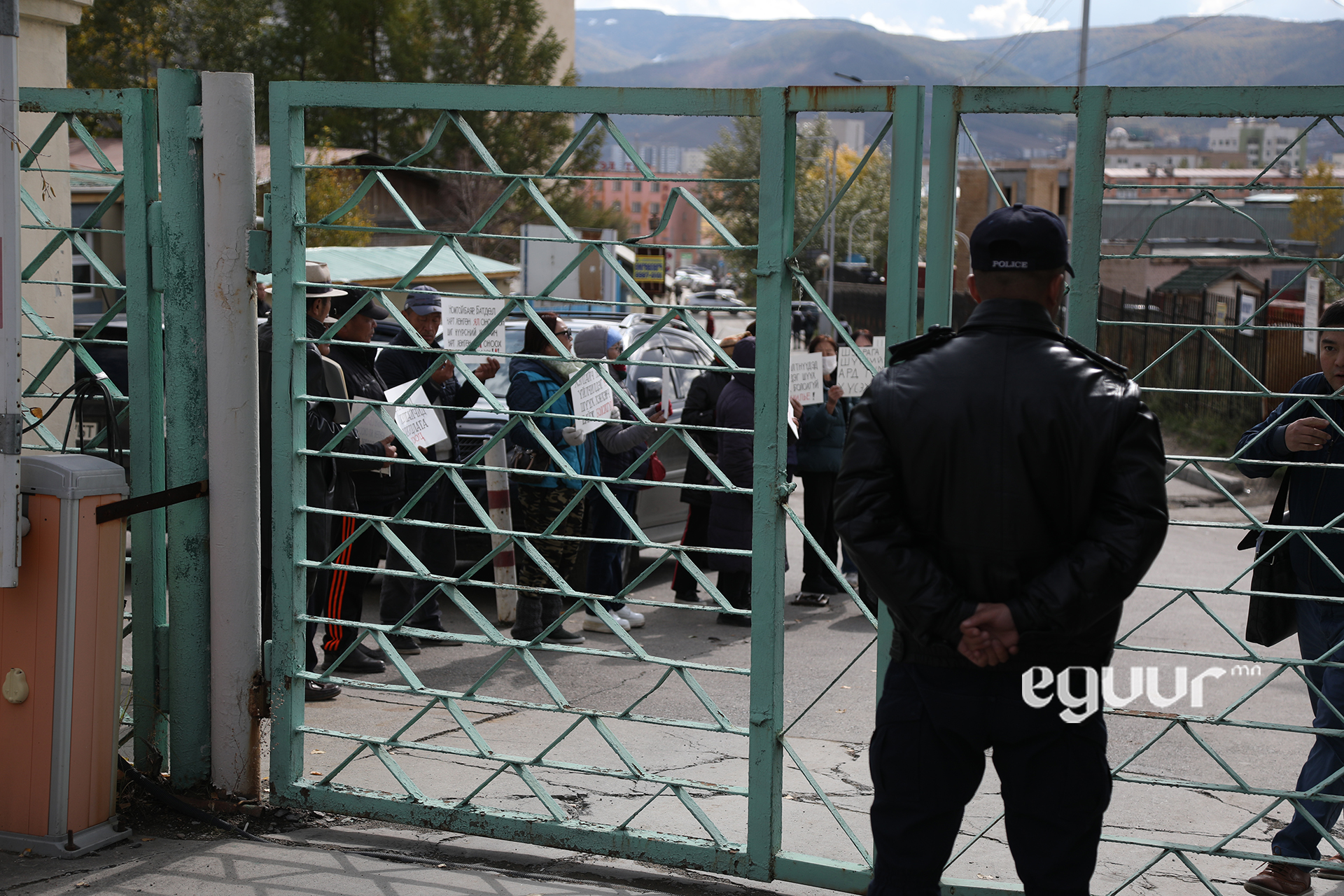 Нэг дороос | Т.Аюурсайхан, Б.Ганхуяг нарын шүүх хурлыг ирэх сарын 30 хүртэл хойшлуулав - Eguur.MN