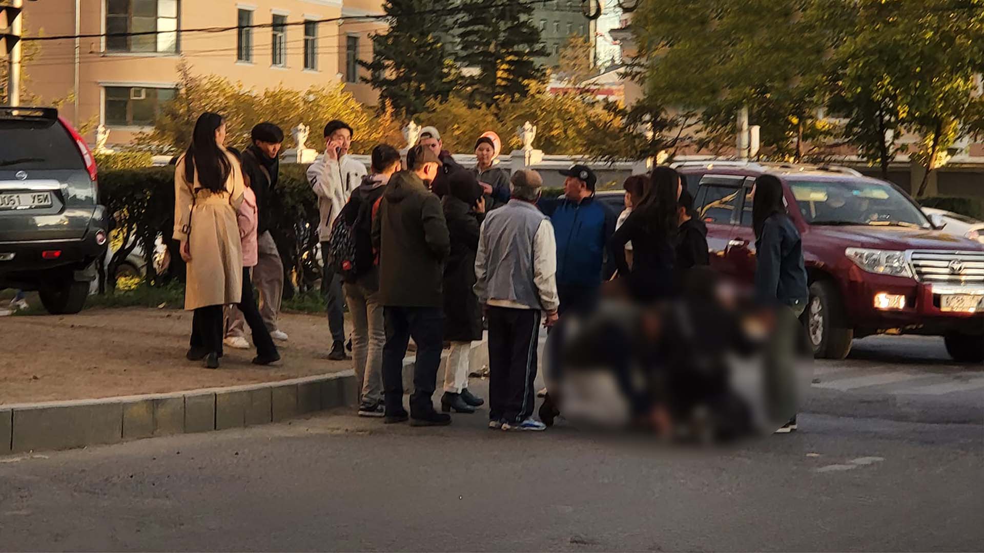 Цэцэг төвийн урд 13 настай охин машинд дайруулжээ - Eguur.MN