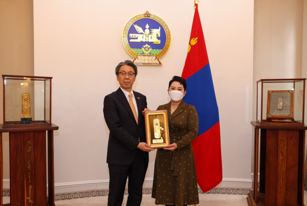 Эх орондоо буцаж буй Кобаяши Хироюкид “Алтан гэрэгэ” дурсгалаа - Eguur.MN