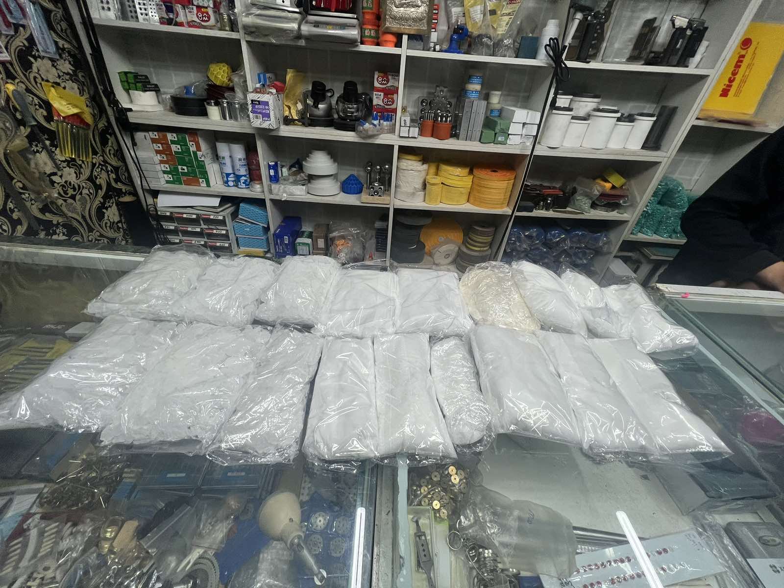 Урт цагаанд ажилладаг 21 иргэнээс химийн бодис хотон шувууны хошуу