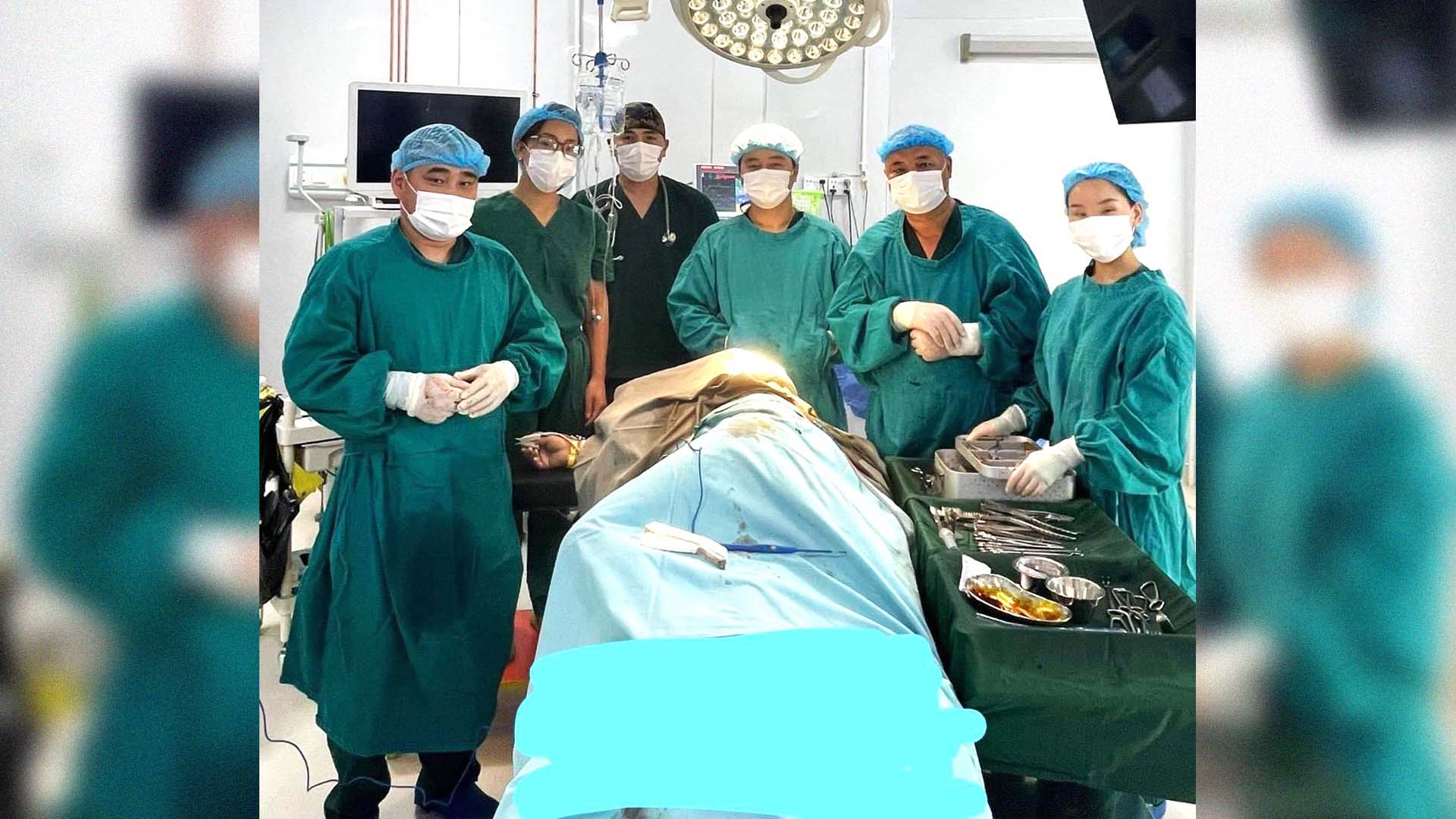 Гэмтлийн эмч нар олон хавирганы хугарал бэхлэх хагалгааг алсын дуудлагаар хийлээ - Eguur.MN