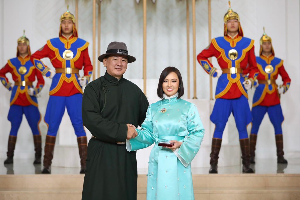 Монгол Улсын Ерөнхийлөгч дараах эрхмүүдэд төрийн дээд цол одон медаль хүртээлээ Eguur Mn