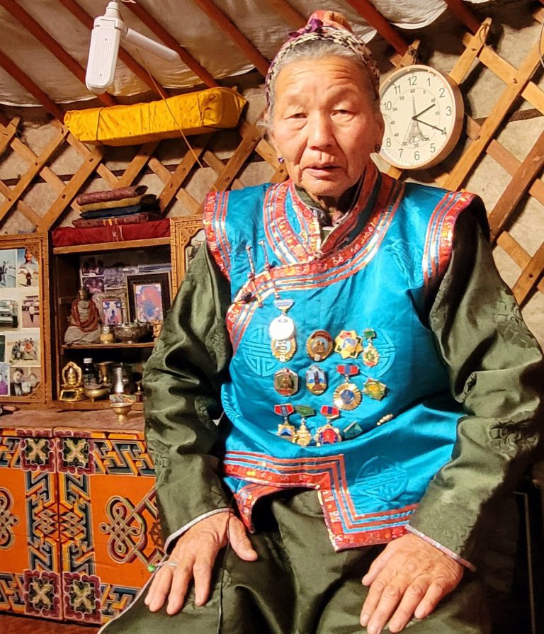 Заставын мөрч 75 настай Л.Сүхээ: Дөчөөд жил цэргүүдэд мөр таних арга ухааныг заасан - Eguur.MN