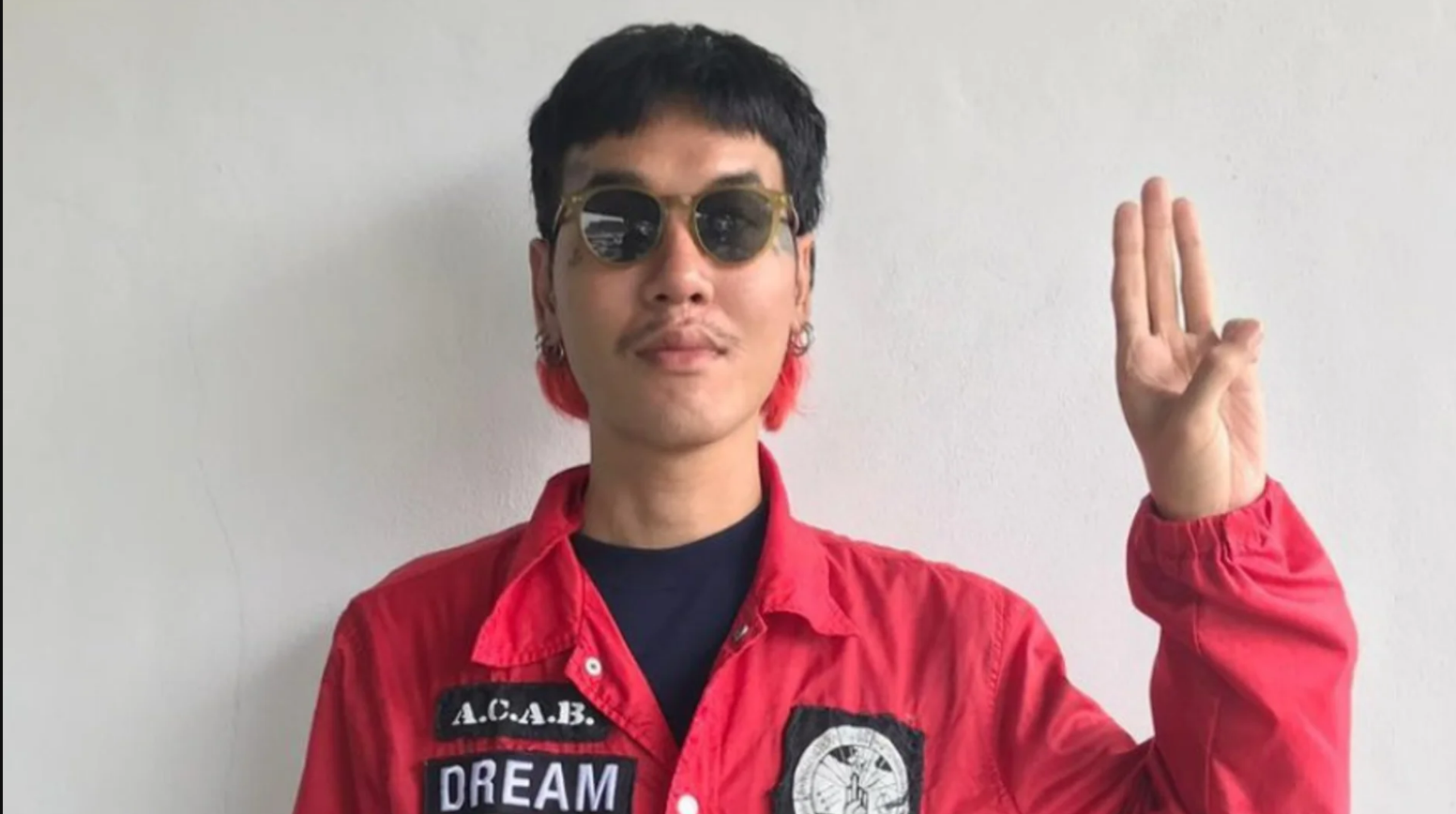 “Хааныг доромжилсон” гэх шалтгаанаар Тайландын шүүх нэгэн эрд 50 жилийн ял оноожээ - Eguur.MN