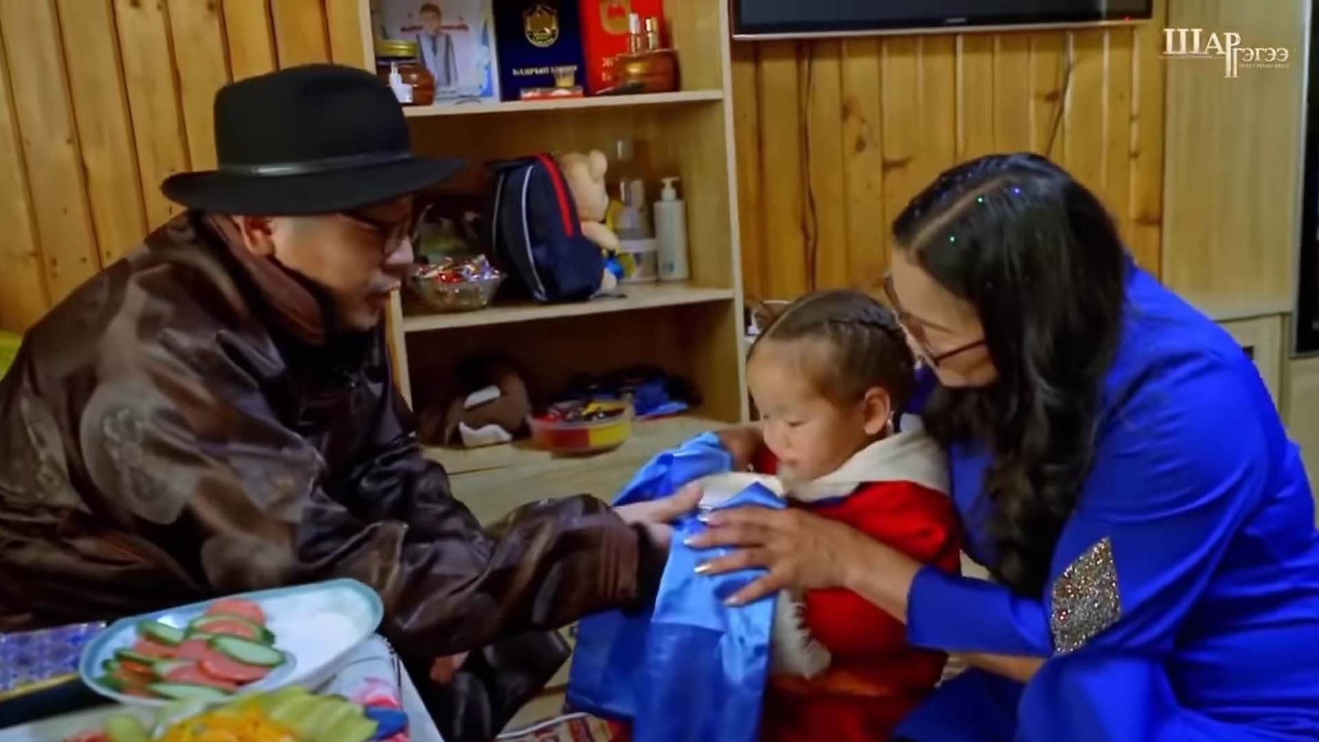 "Шар гэгээ" киноны бяцхан жүжигчдэд хурдан удмын адуу бэлэглэжээ - Eguur.MN