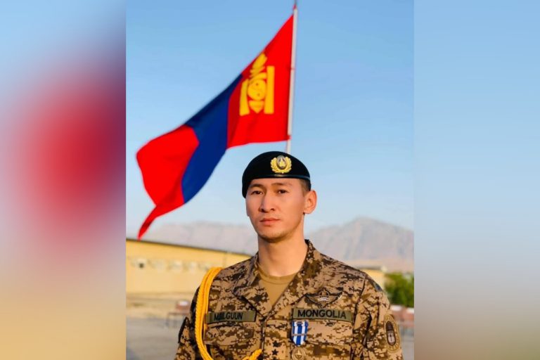 “Тэнгисийн эрэг дээрх 24/7” шоуны оролцогч, ахлах дэслэгч М.Билгүүн гэж хэн бэ - Eguur.MN