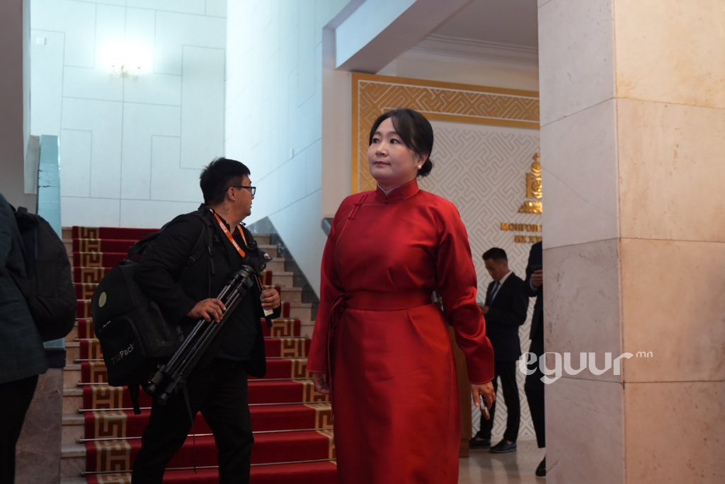 Фото: Шинэ УИХ-ын гишүүд анхдугаар чуулгандаа хүрэлцэн ирлээ - Eguur.MN