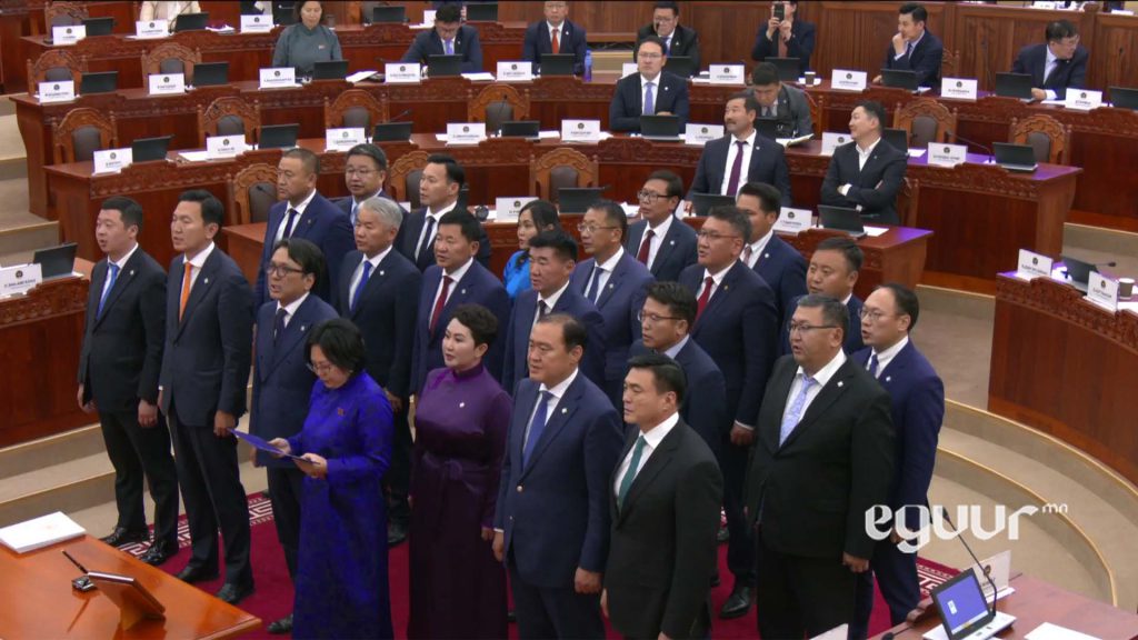 Нэг дороос | Шинээр томилогдсон 23 сайд тангараг өргөлөө - Eguur.MN