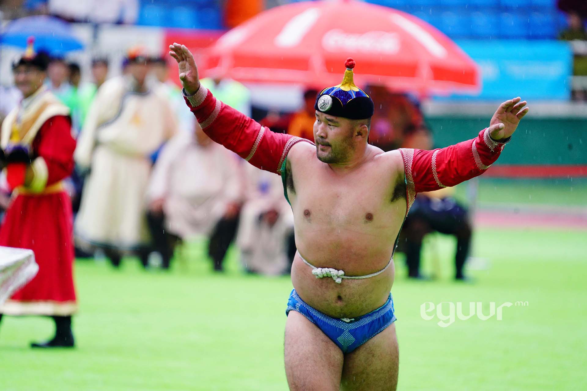 Улсын заан Д.Хүдэрбулгыг нутгийнхан нь 5 болон 3 өрөө байр, Ланд круйзер машинаар мялаалаа ...